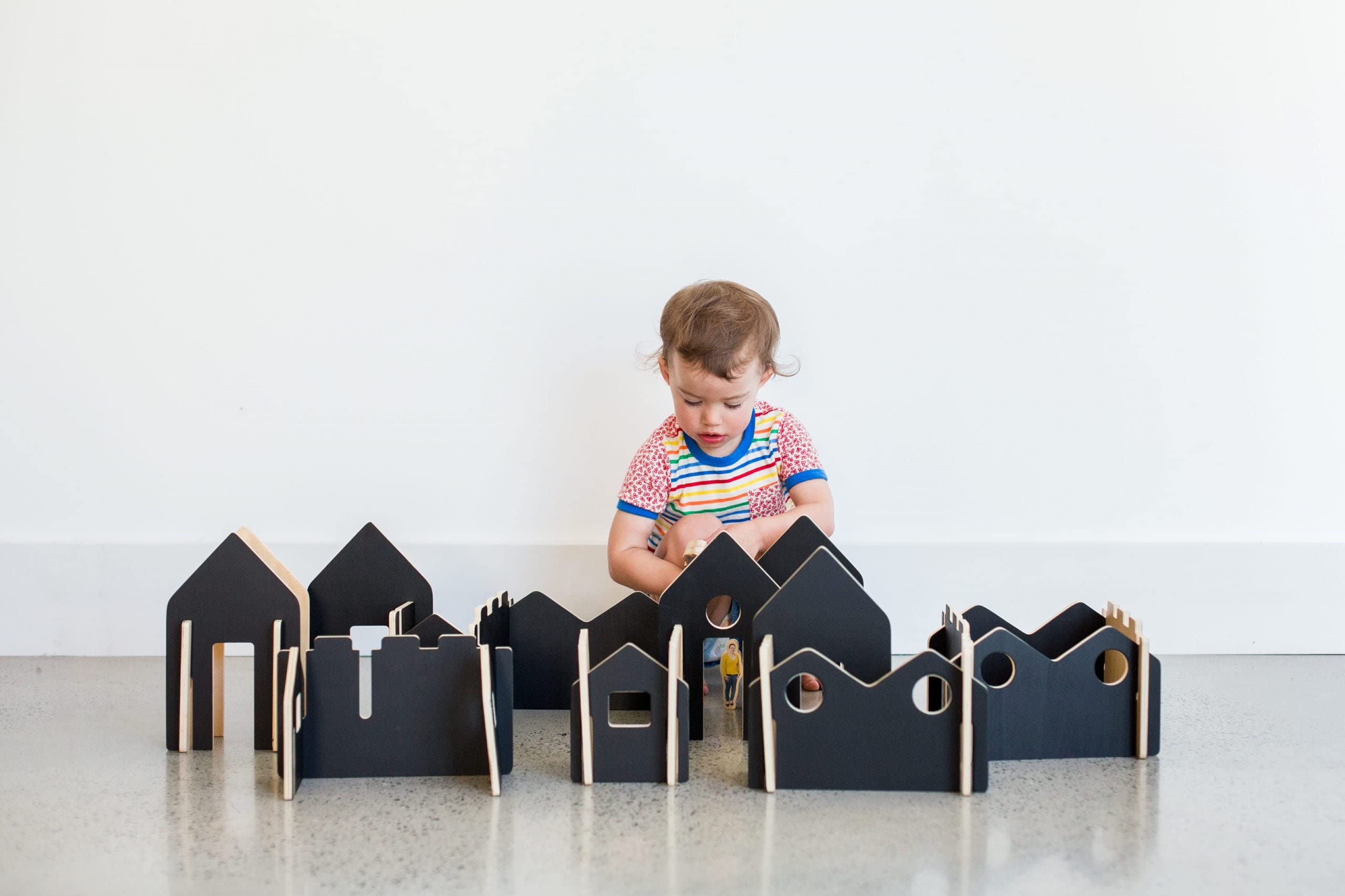 THE FRECKLED FROG Happy Architect - Create 'N’ Play - Set of 28 - Ages 2+ - Wooden Blocks for Preschoolers and Elementary Aged Kids - Construct Buildings, Towns and Cities - Blackboard Surfaces