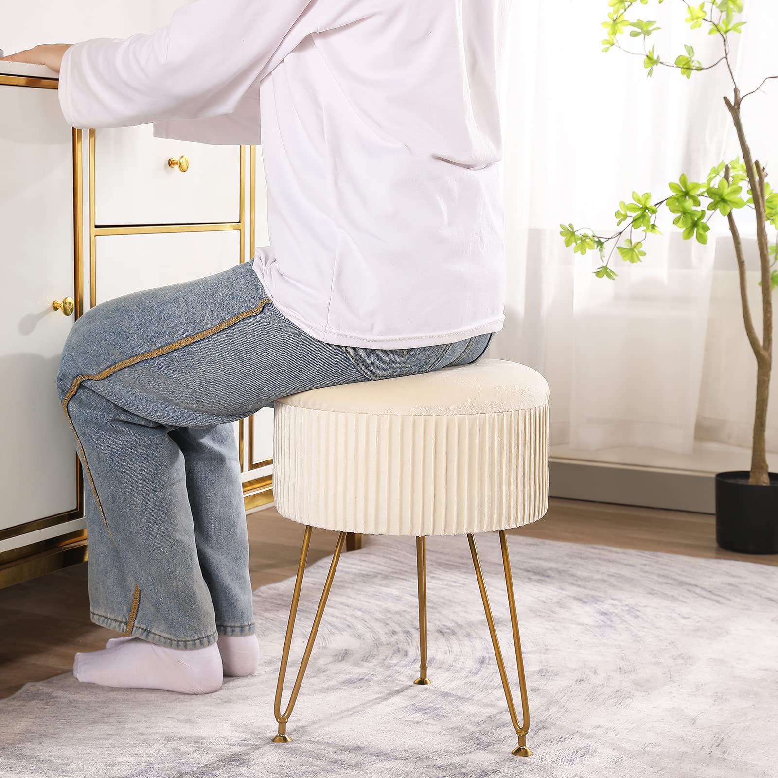 CUYOCA Round Storage Ottoman with Tray, Vanity Stool with Storage for Living Room Makeup Room, Coffee Table Foot Rest Stool for Vanity, Velvet White