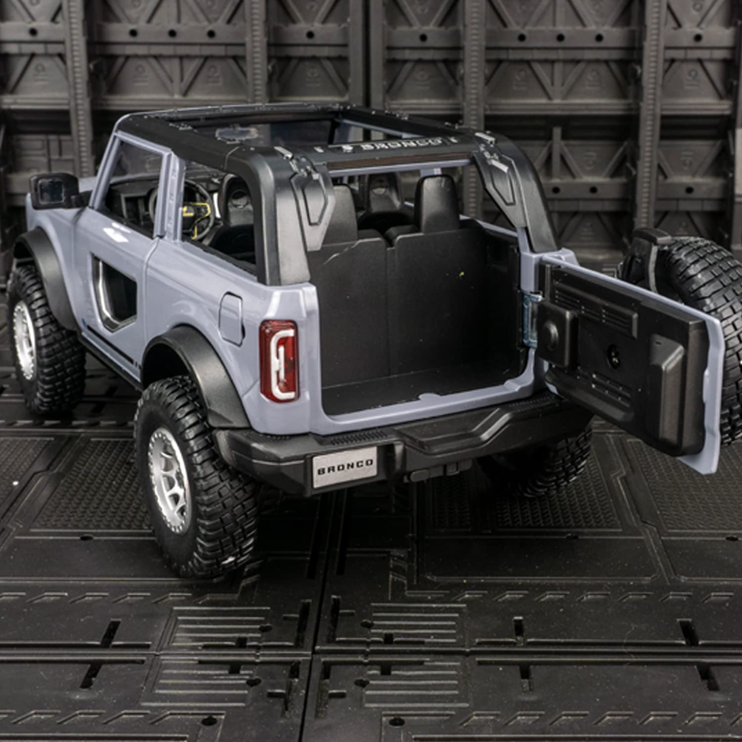 Diecast Car Ford Bronco 1:24, Mental Toy Cars Diecast Model, Pull Back Car, Gifts for Boys Adults, White