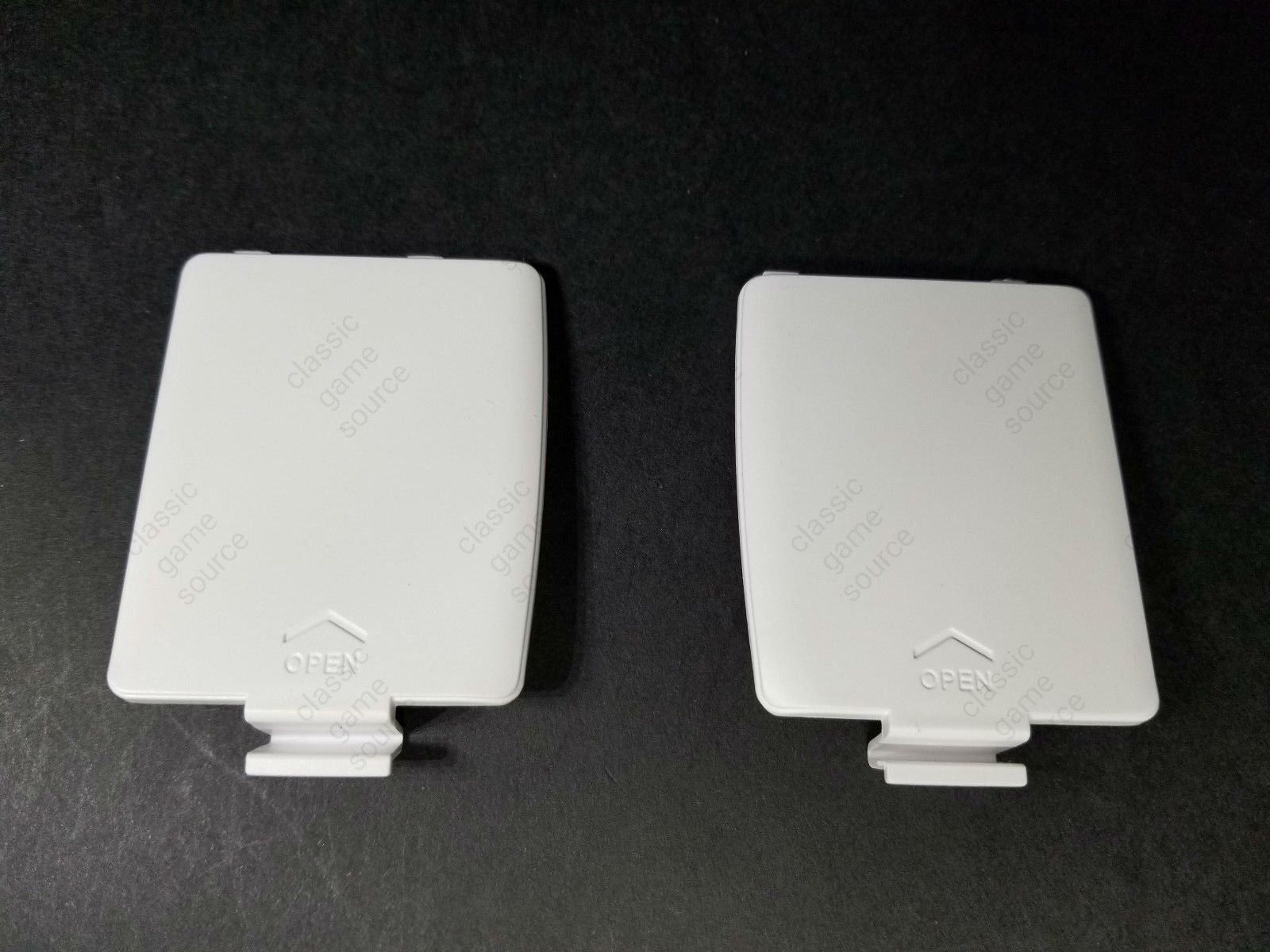 PAIR OF WHITE BATTERY COMPARTMENT COVERS LIDS for The SEGA GAME GEAR