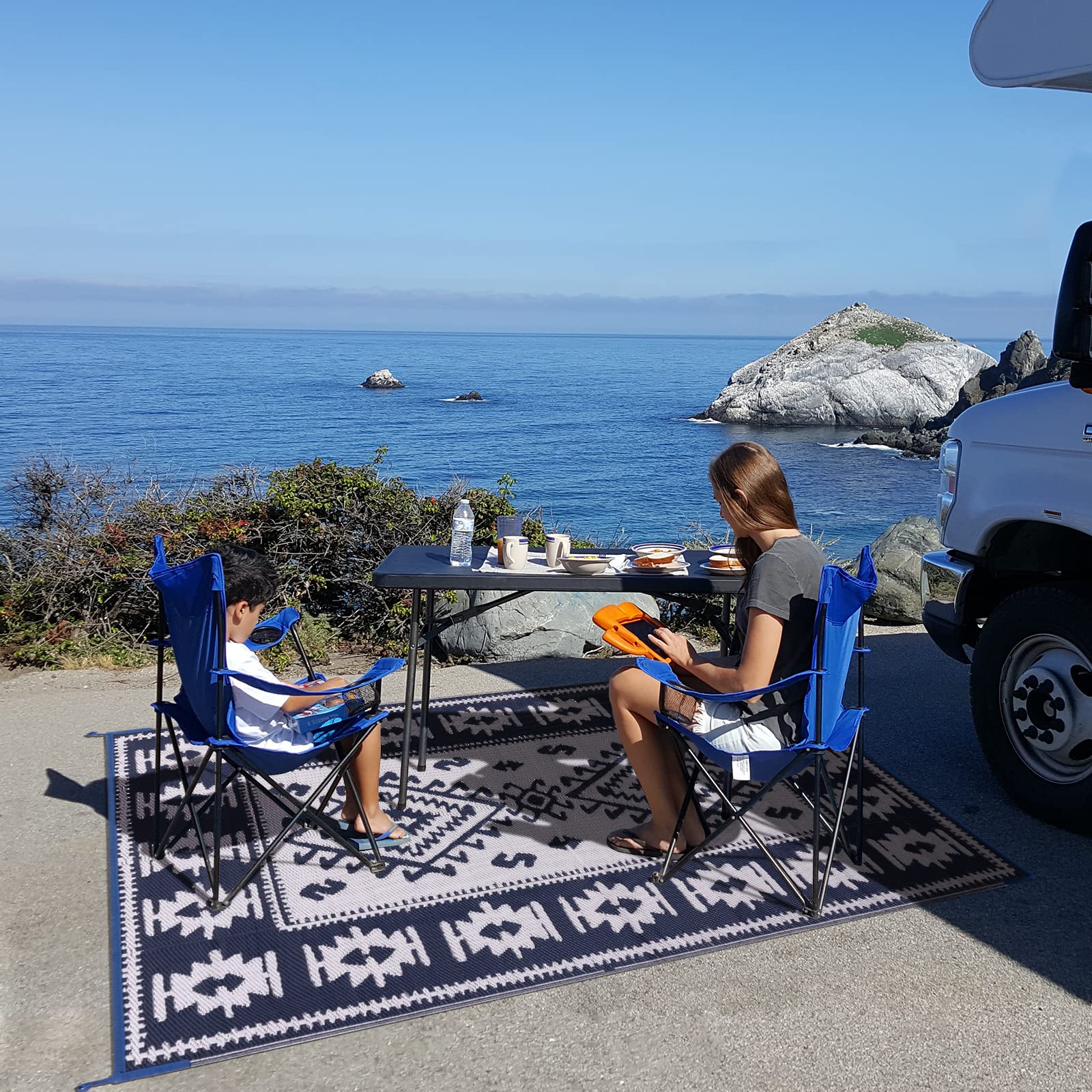 Carvapet Outdoor Reversible Rugs Waterproof Plastic Straw Area Rug Portable Non Slip Bohemia Style PP Mat for Picnic, RV, Patio, Camping, Decking, Trailers, Navy&White, 5’x8’