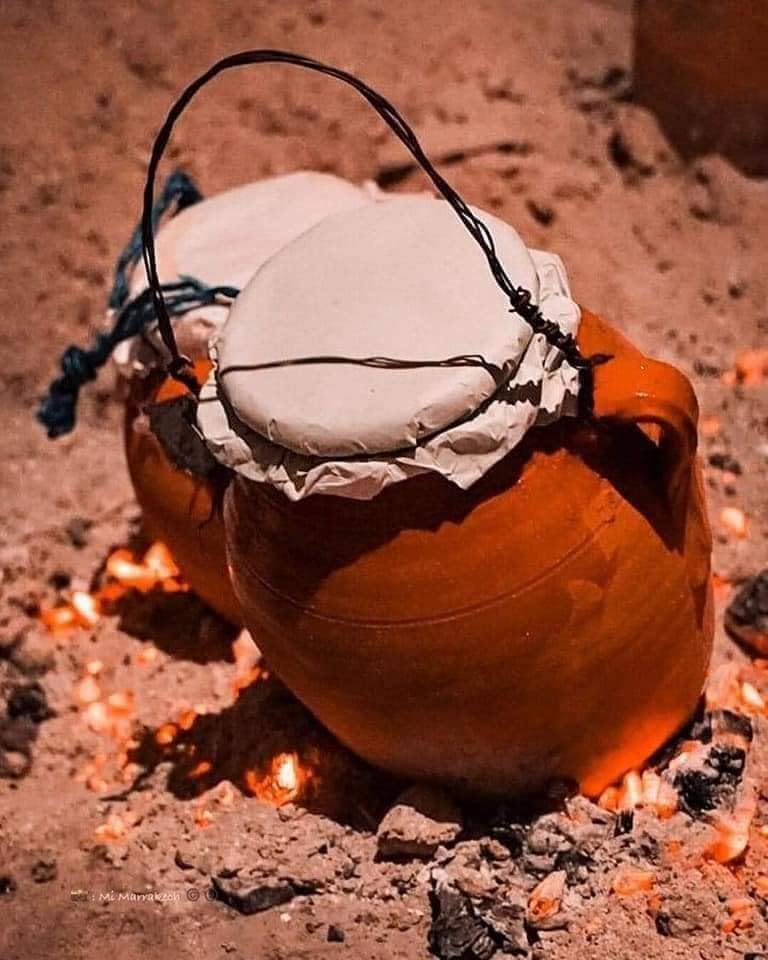 Generic Authentic Moroccan Tangia with 2 Terracotta Plates - Large Model - Flavour - Craft - Authentic Height 37 cm