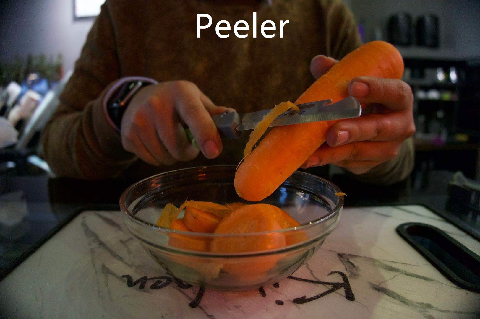 Clever Food Choppers Smart Cutter Slicer Kitchen Shears with Built-in Cutting Board for Picnics & Kitchen Vegetables and Food (Green)