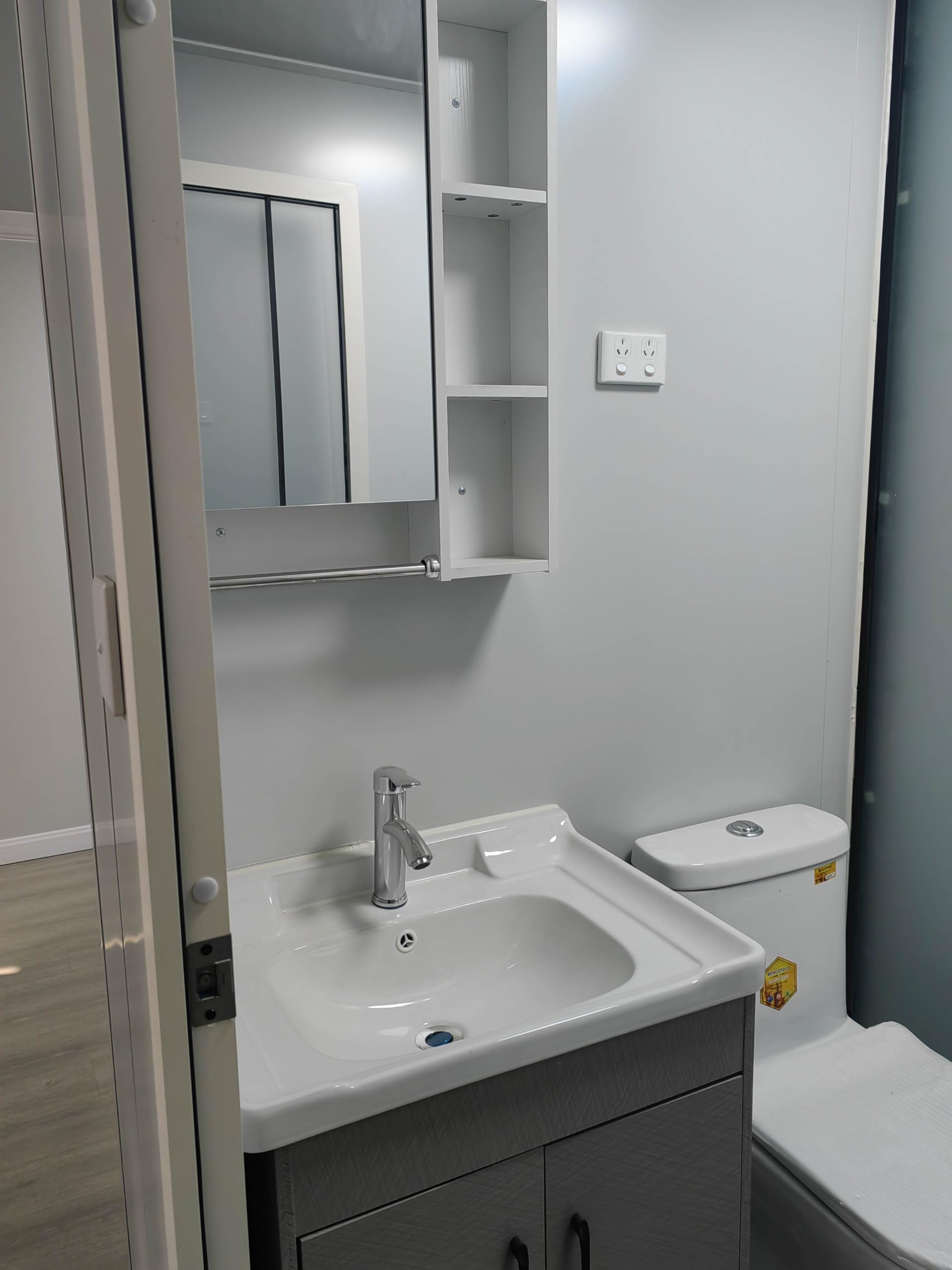Fully Equipped 20ft Modern 2024 Luxury Prefabricated Container House 3 Bedroom 1 Bathroom 1 Kitchen - Modern Prefab Villa, Insulated Expandable Container, Mobile Tiny Home, Free Electric Water Heater