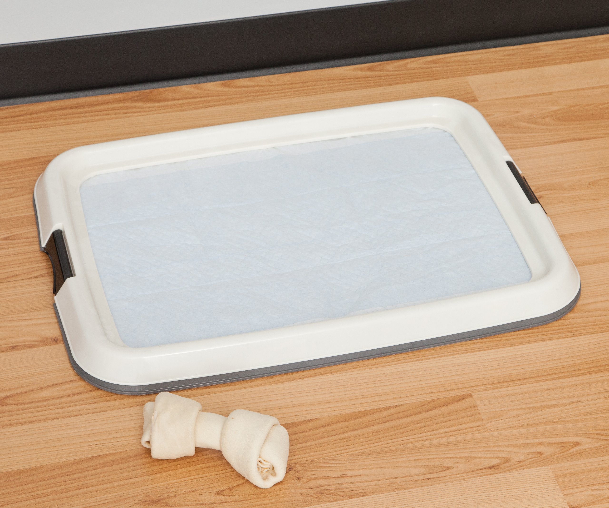 IRIS USA Pee Pad Holder, Medium Dog Pad Holder, Secured Latches, Non-Skid Rubber Feet, High Polish Finish for Easy Cleaning, Leak Protection Indoor Potty Tray, Dark Gray