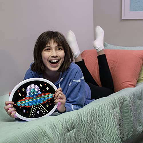 Lite Brite Oval High Definition - Light Up Toy β 650 Mini Pegs, 8 HD Design Templates, Great Gift for Girls and Boys Ages 6+