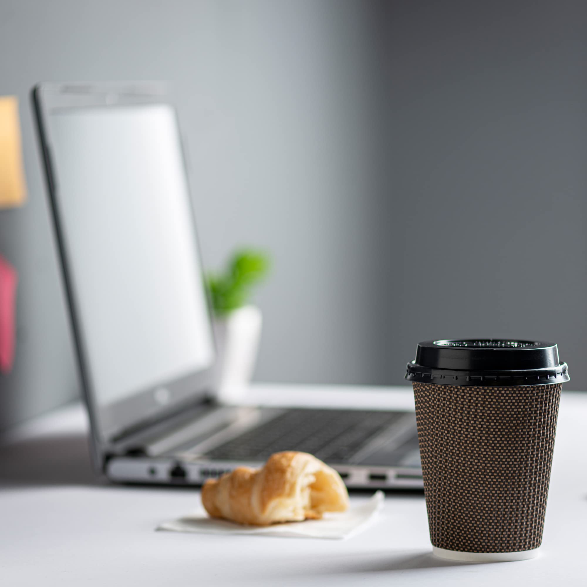 Comfy Package [12 oz. - 50 Sets Insulated Brown Patterned Ripple Paper Hot Coffee Cups With Lids (Lids Color May Vary) - Ideal for Hot Beverages, Travel, and Office Use
