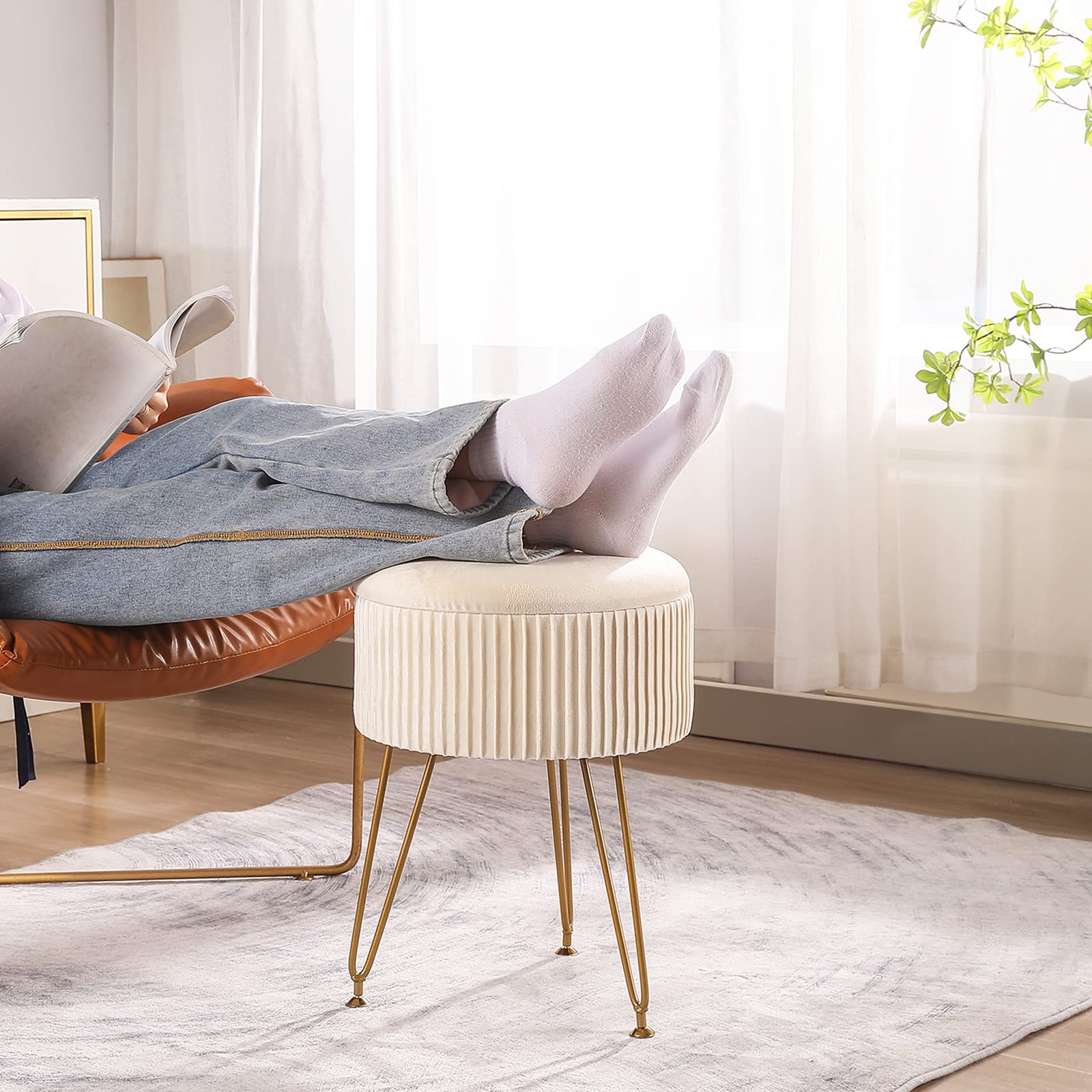 CUYOCA Round Storage Ottoman with Tray, Vanity Stool with Storage for Living Room Makeup Room, Coffee Table Foot Rest Stool for Vanity, Velvet White