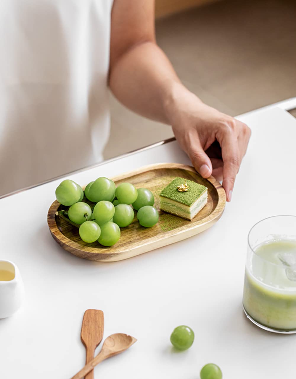 Elsjoy Set of 2 Acacia Wooden Serving Trays, Natural Wood Serving Platters Set with Lip, Oval Charcuterie Plates Board Rustic Long Bread Fruit Dishes for Kitchen Decor, 14"x7" and 11"x5.5"