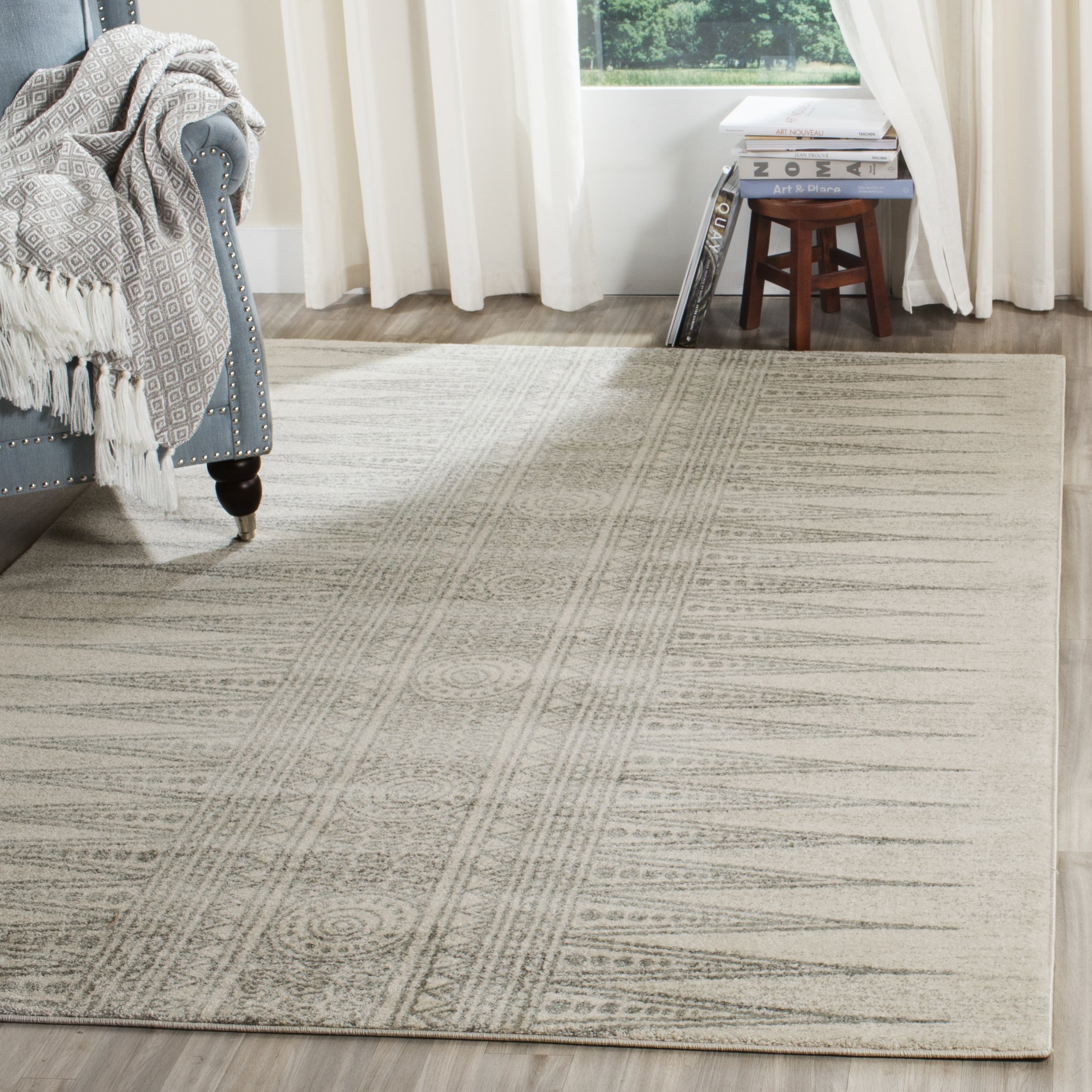 SAFAVIEH Evoke Collection 3' x 5' Ivory / Silver EVK226Z Boho Non-Shedding Living Room Bedroom Accent Rug