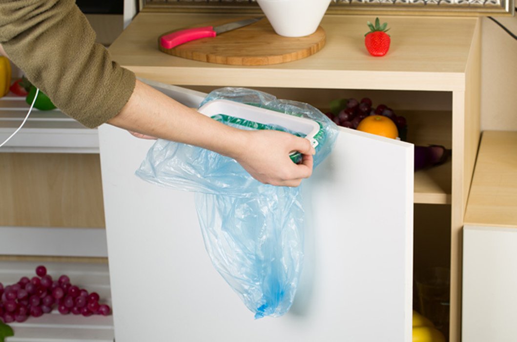 Kitchen Hanging Clip on Trash Bag Holders Travel Garbage Can Rack Fixed Cabinet Rubbish Bin Plastic Bracket Hanger of Cupboard Closet Door Thread-off Proof design Car (2PCS)
