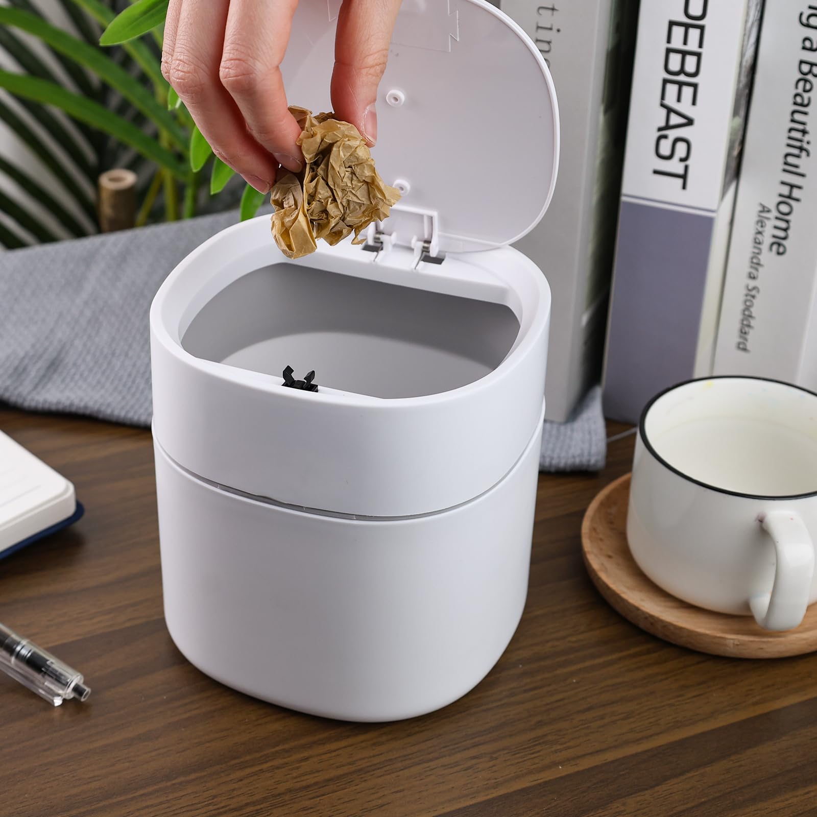 LOVEINUSA Mini Trash Can, Countertop Trash Can with Lid Tiny Garbage Bin Small Trash Can Plastic for Bathroom Office Kitchen Desk Coffee Table White
