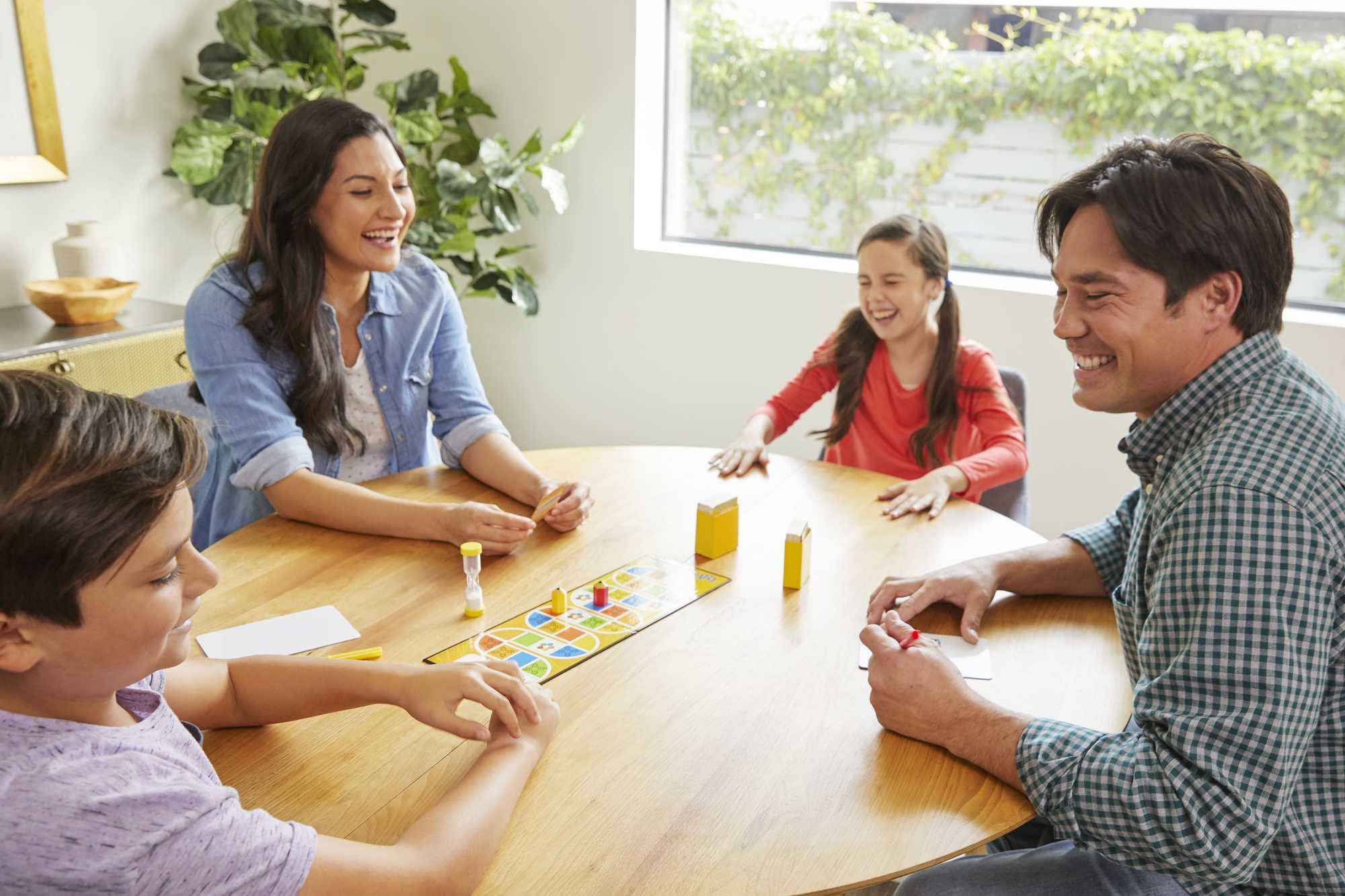 Mattel Games Pictionary Board Game, Drawing Game for Kids, Adults and Game Night with Dry Erase Markers and Boards
