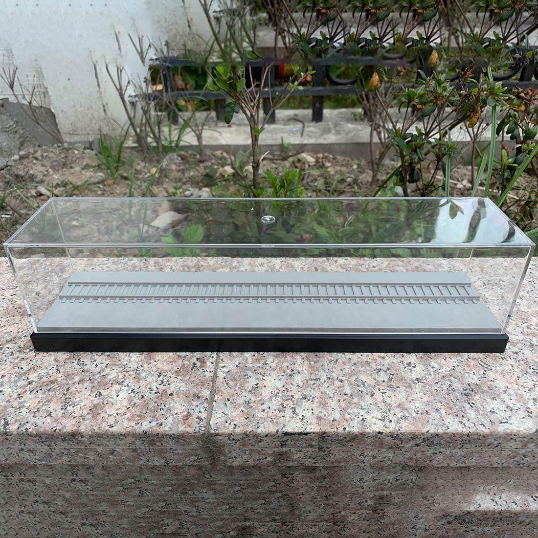 Yamix HO Scale Train Display Case Showcase Dustproof Display Box for 1/18 Scale Model Train
