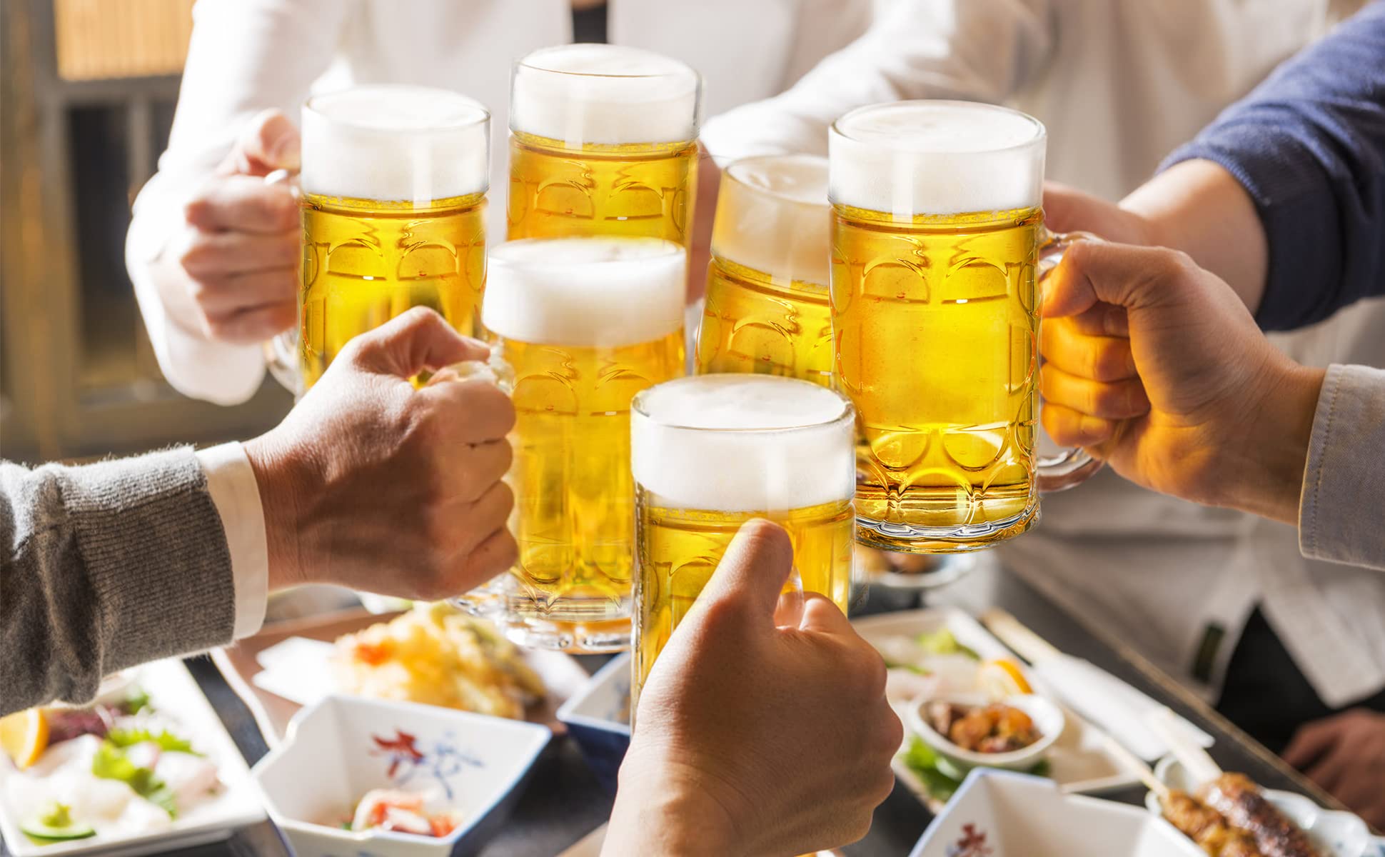 Mezchi 6 Pack Plastic Beer Mugs, 20 oz./600ml Beer Steins with Handles, Resuable Beer Drinking Cups, Clear Large Beer Mugs for Bar, Beverages, Alcohol, Freezable, BPA Free