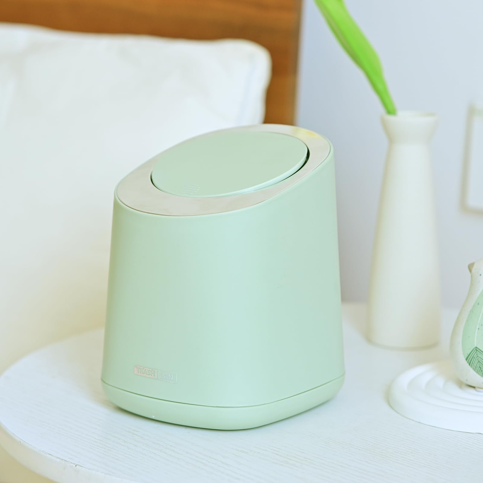 hocieiney Green Mini Trash Can, Desktop Trash can, Removable Small grabage can, Tiny Plastic Little Trash can gor Living Room,Press-Type Countertop Wastebasket with Lid.