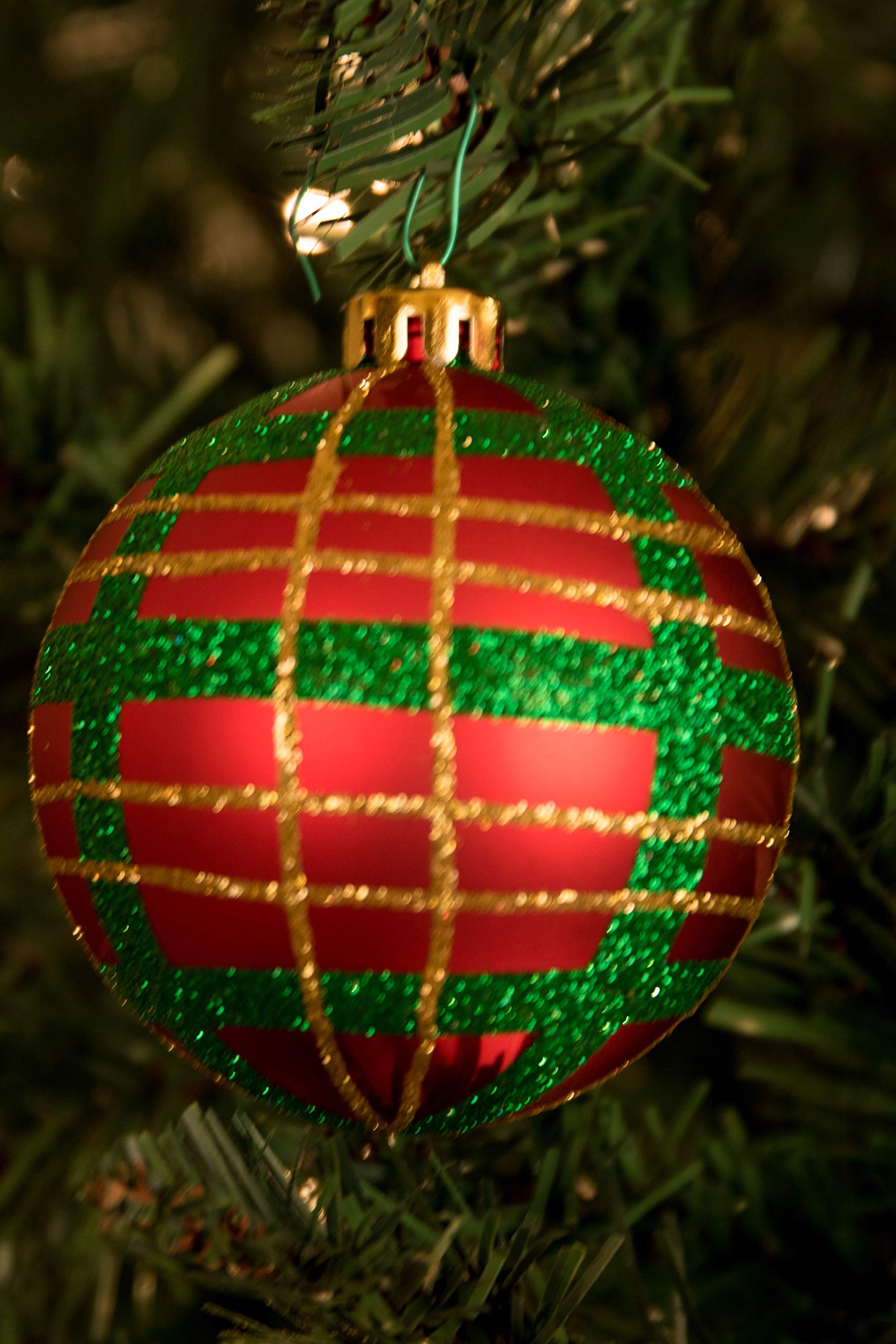 Clever Creations Ball Christmas Ornament Set of 4 Pieces, Shatterproof Holiday Décor for Christmas Trees, Red and Matte White