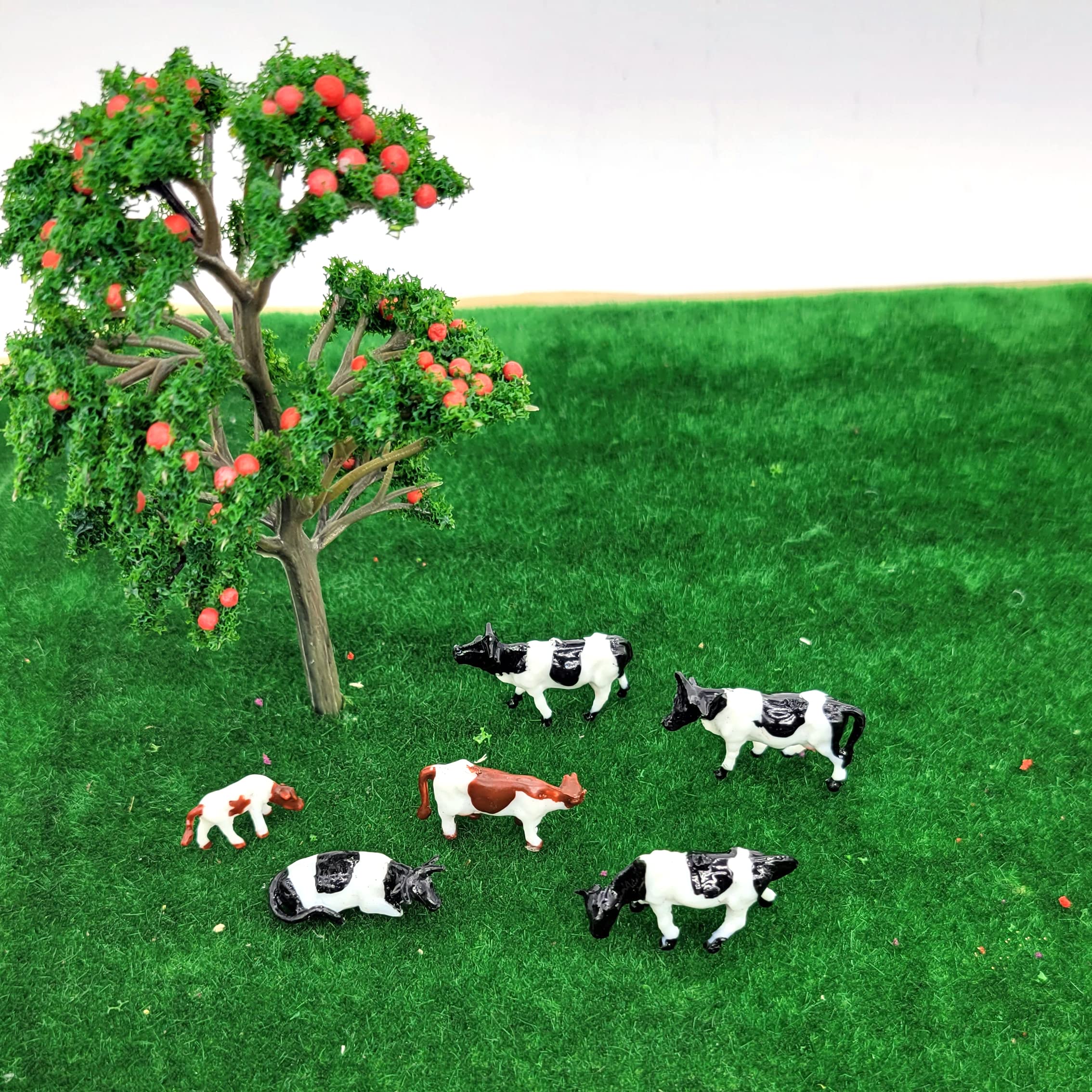 CWBPING 20pcs 1:87 HO Scale Model Painted Farm Animals Miniature Cows for Model Railway Layout Mini Model Farm Landscape Making