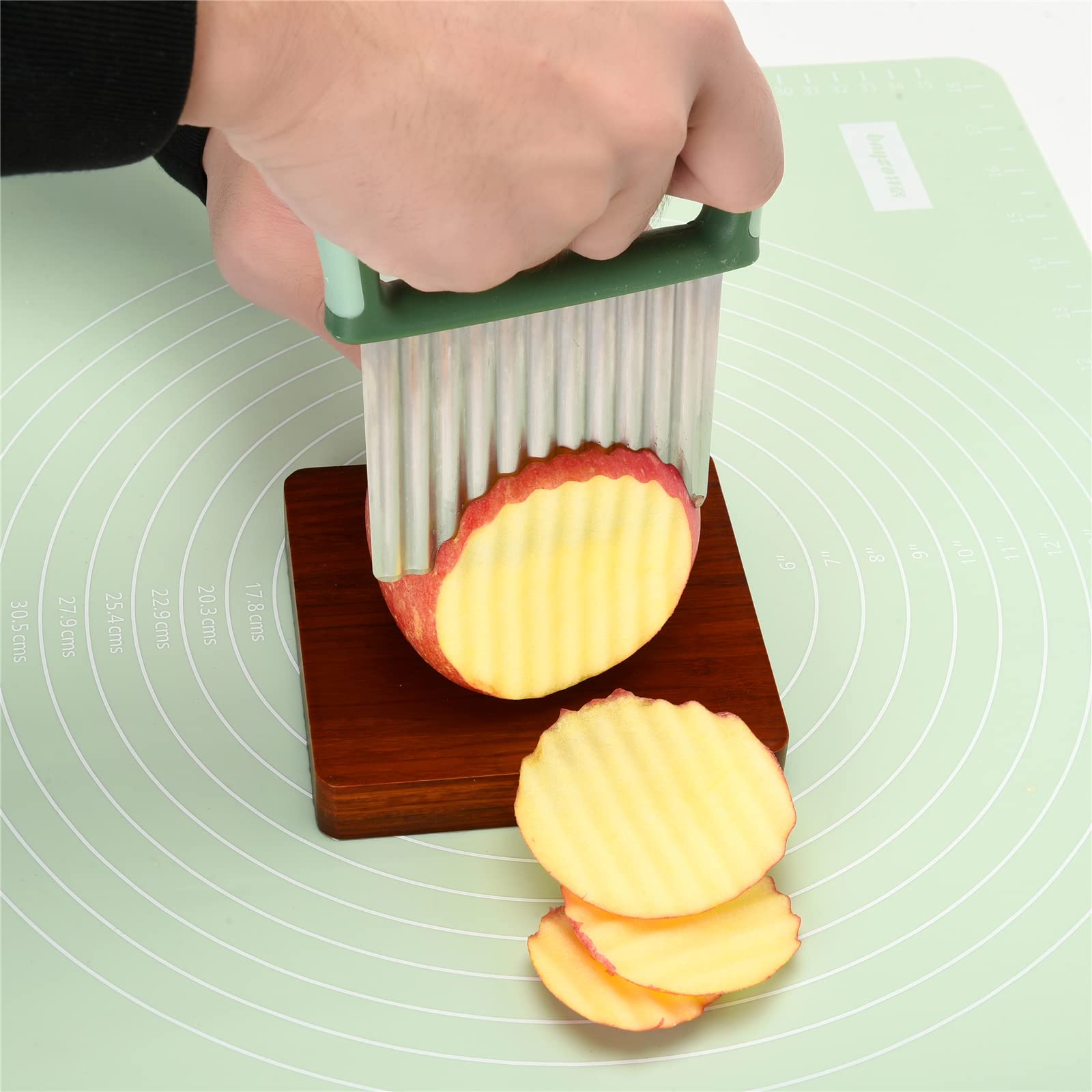 COLGRE Vegetable Chopper - Stainless Steel Blade Crinkle Cutter/Wavy Knife Veggies French Fry Slicer and Plastic Dough/Cake Scraper,2 piece (Green)