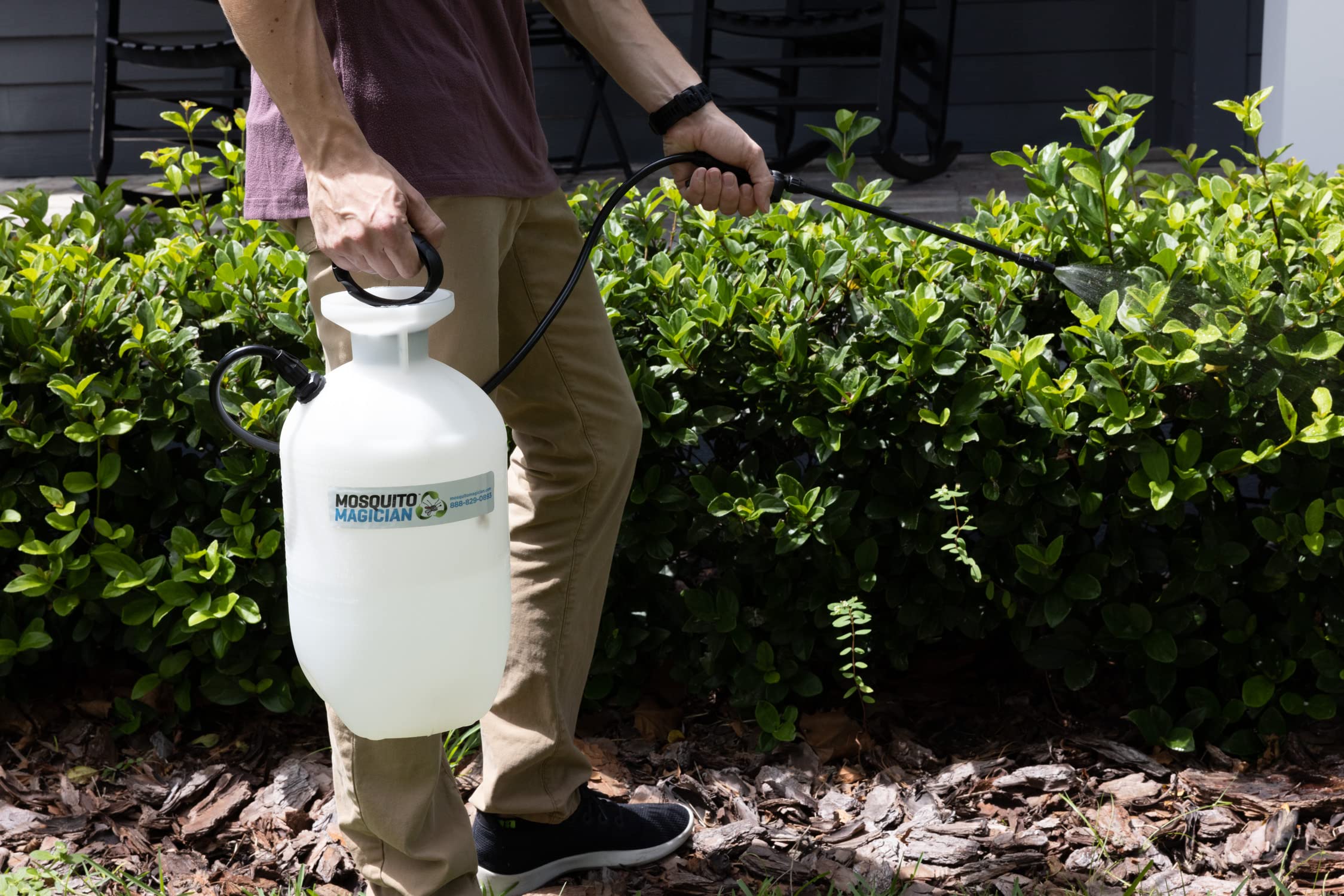 Mosquito Magician 1 Gallon Liquid Concentrate with a 2 Gallon Pump Up Sprayer - User-Friendly - Ideal for Yards, Lawns, Patios - Kills Mosquitoes, Fleas, Fire Ants - Includes 6 Natural Essential Oils