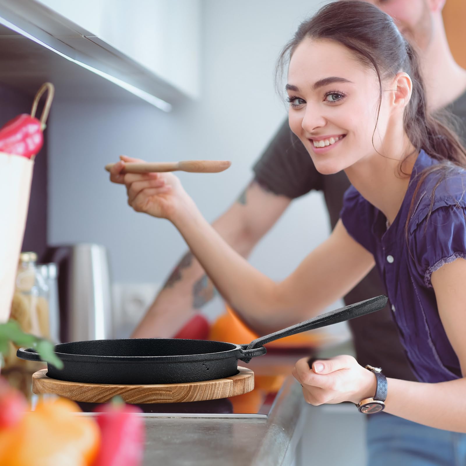 Jingmore 2 Pcs Cast Iron Fajita Skillet Pan 8 Inches Round Plate Sizzling Pan with Removable Handle and Trivet Cast Iron Frying Pan Nonstick Oven Safe Cookware, Pizza Oven and BBQ Accessories Black
