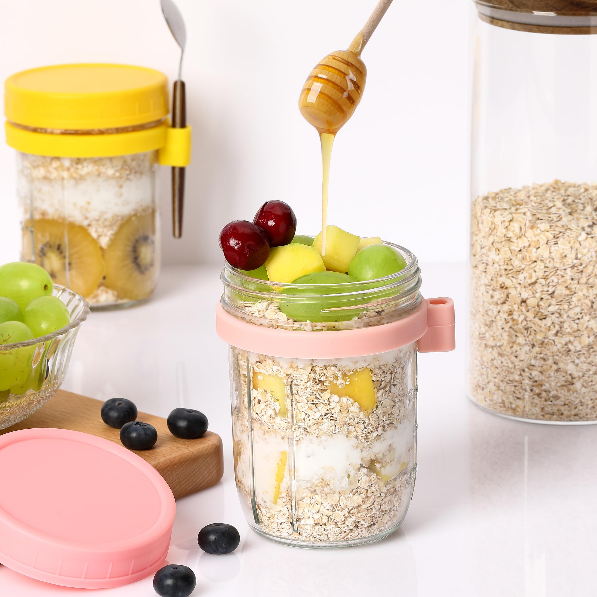 KAIZHOUZHOU 16oz Glass Mason Overnight Oats Jars, Cereal, Yogurt, Salad Lunch,Glass Overnight Oats Containers with Lids and Spoon, Container with Measurement Marks -(Grey&Pink-2Pcs)