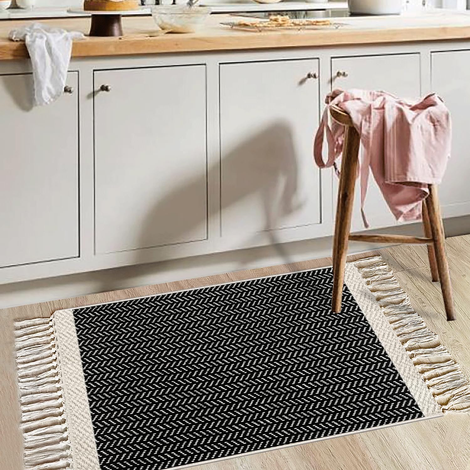 HOYIJA Black Boho Bathroom Rugs Small 2' X 3' Kitchen Rug with Tassels, Reversible Woven Cotton Soft Machine Washable Throw Rug, Farmhouse Non-Shedding Low Pile Carpet for Indoor/Entry/Sink