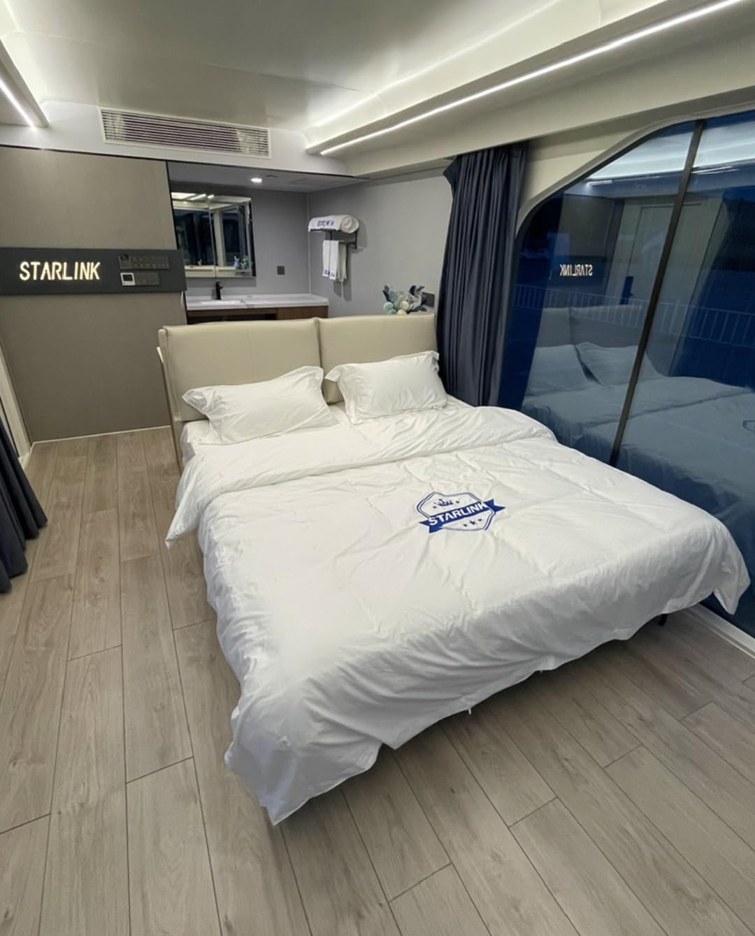 Generic Luxury Container House prefeb Capsule hotle 20FT 40FT Luxury Resort, white Gray