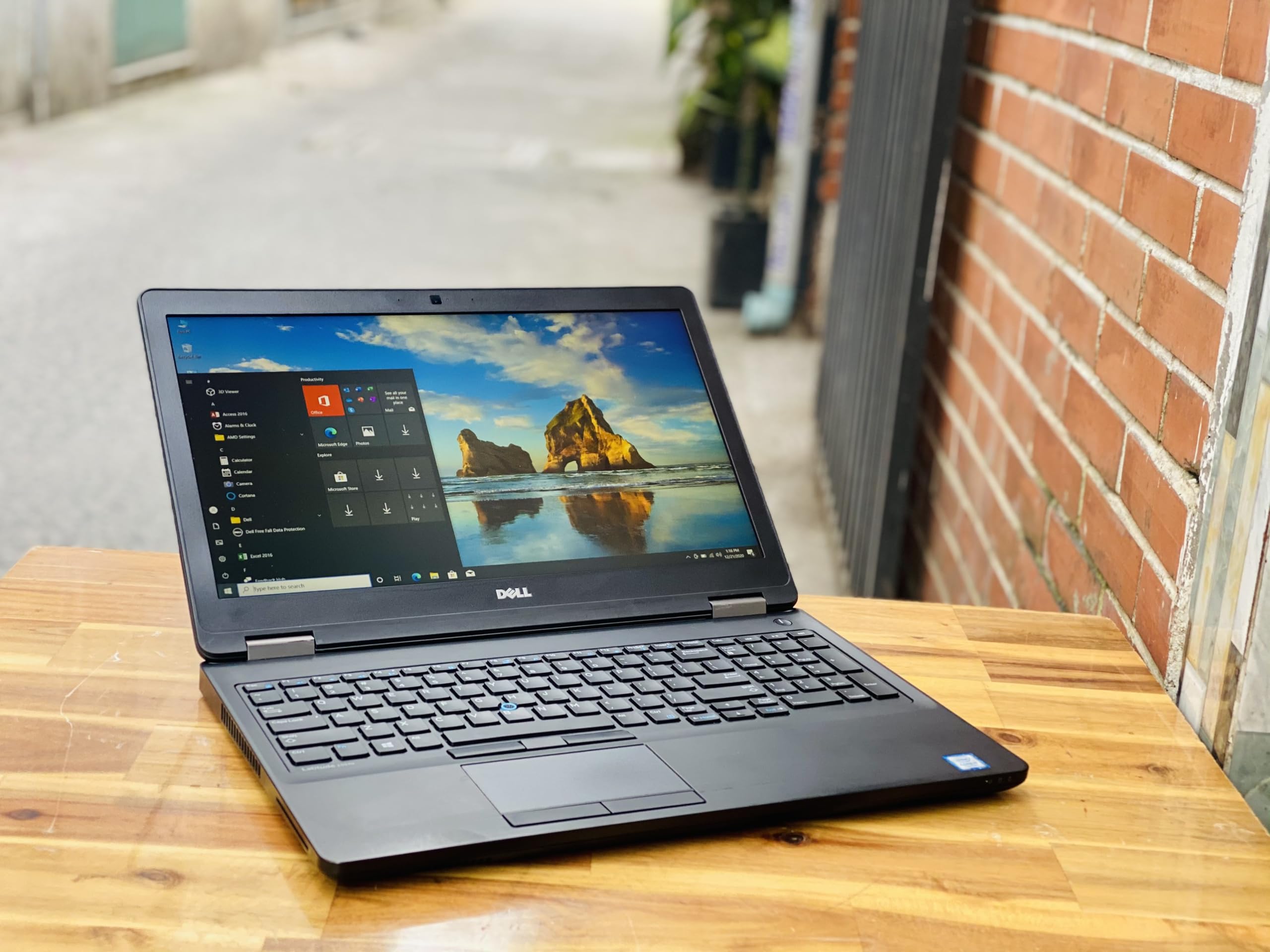 Dell Latitude E5570 15.6 Inch Business Laptop PC, Intel Core i7-6600U Processor - Intel UHD Graphics 530, 16GB DDR4 RAM, 256GB SSD, Webcam, WiFi, Bluetooth, HDMI, VAG Windows 10 Pro 64 Bit (Renewed)