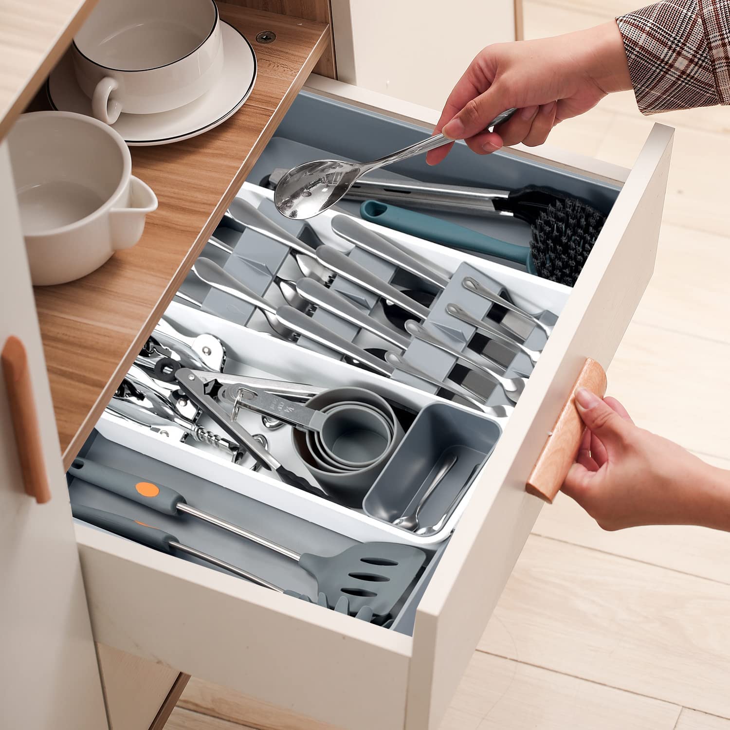 Expandable Silverware Drawer Organizer,Adjustable Kitchen Drawer Organizer with 8 Compartments,Compact Utensil Organizer,Multi-Purpose Cutlery Organizer,Large Capacity Utensil Tray for Spoons,Knives