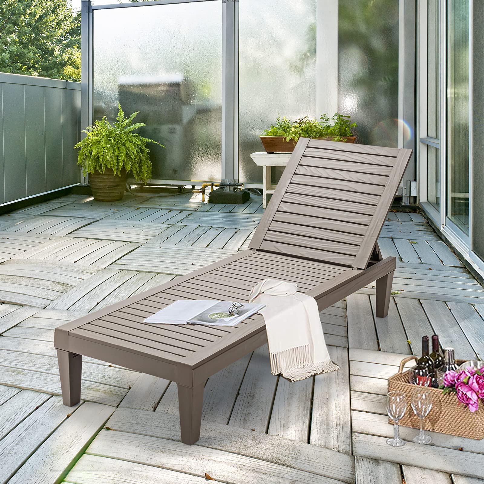 Tangkula Outdoor Chaise Lounge Chair, Lightweight Patio Lounge Recliner Chair with Adjustable Backrest, 5 Reclining Positions Chaise Lounger for Patio, Beach, Balcony, Poolside, Backyard (1, Coffee)