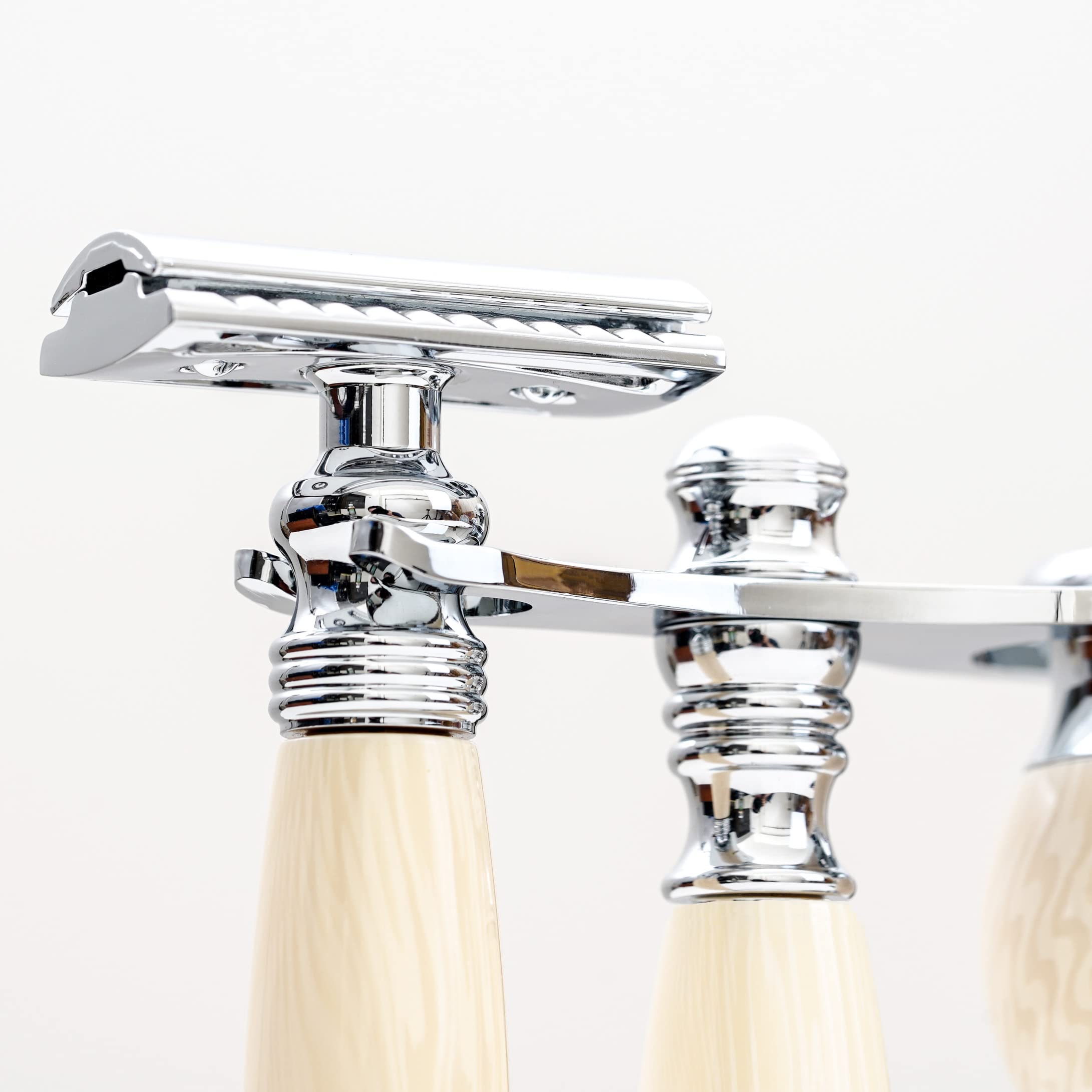 FREED Luxury Shaving Set for Men - Double Edge Safety Razor with alloy handle include 120 count Japanese 6cr13 Stainless Steel blade,It's the best gift for men, fathers,or birthdays.