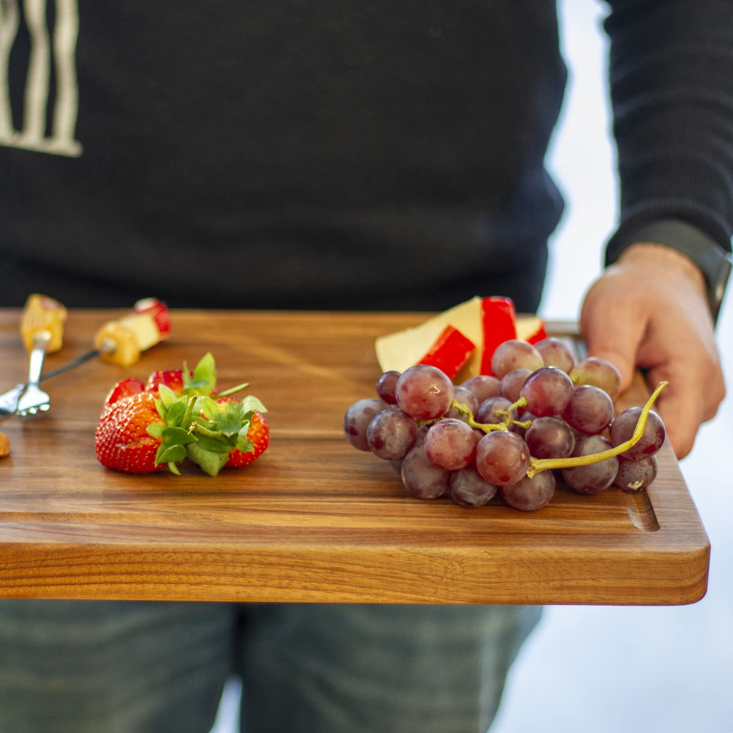 Handmade 17x13'' Walnut Wood Cutting Board For Kitchen with Juice Groove, Chopping Board Made of Walnut Wood for Meat, Cheese and Vegetables (X-Large, 17x13 inch)