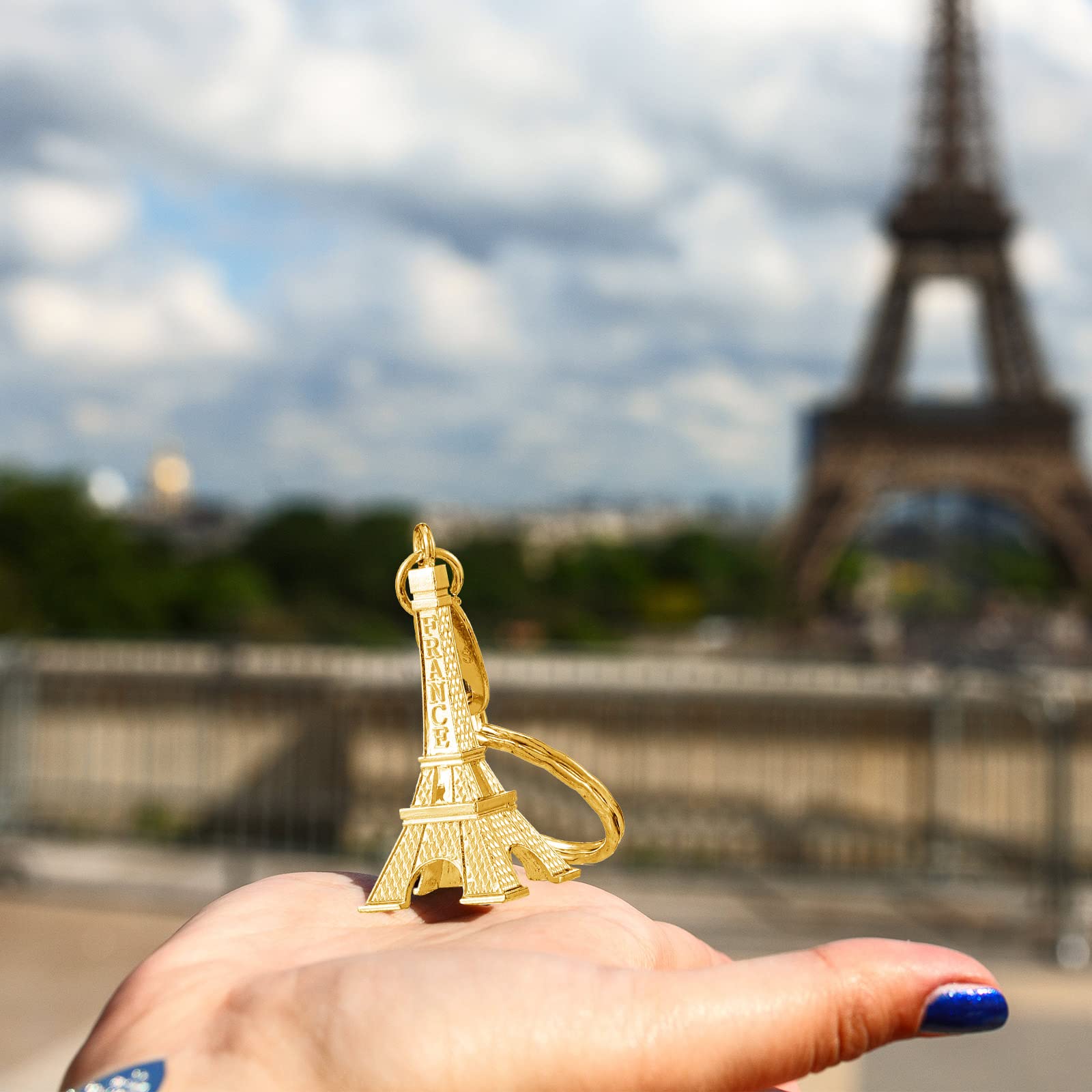 Inbagi 50 Pieces Eiffel Tower Keyring Paris Eiffel Tower Keychains Retro French Souvenirs Keychains Eiffel Tower Keychain Bulk for Home Jewelry Birthday Table Graduation Thank You Gifts (Gold)