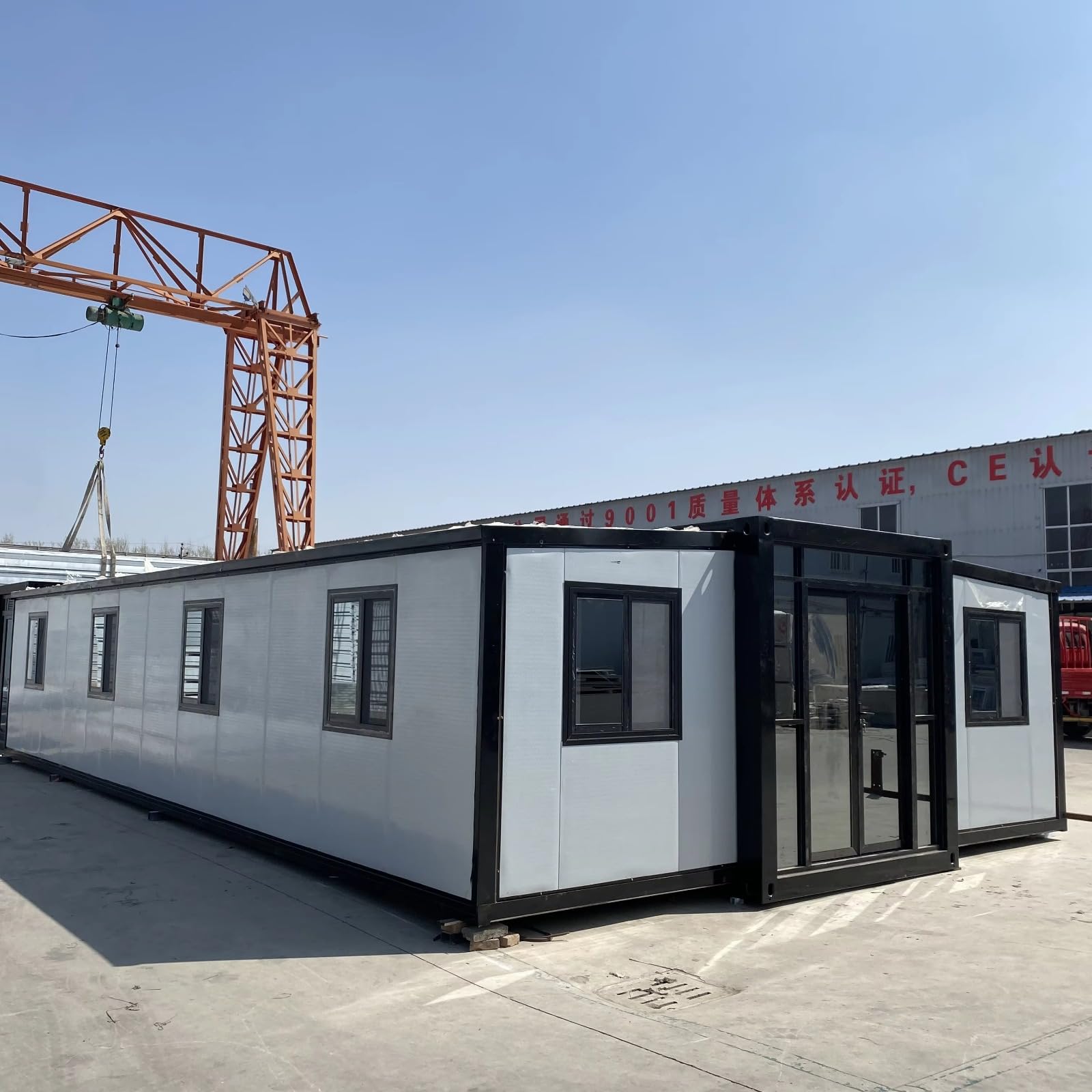 Luxury 40ft Expandable Container Home–Prefabricated Design with 3 Bedrooms, Glass Sliding Windows,Ideal for Emergency Housing and Recreational Use in Various Locations