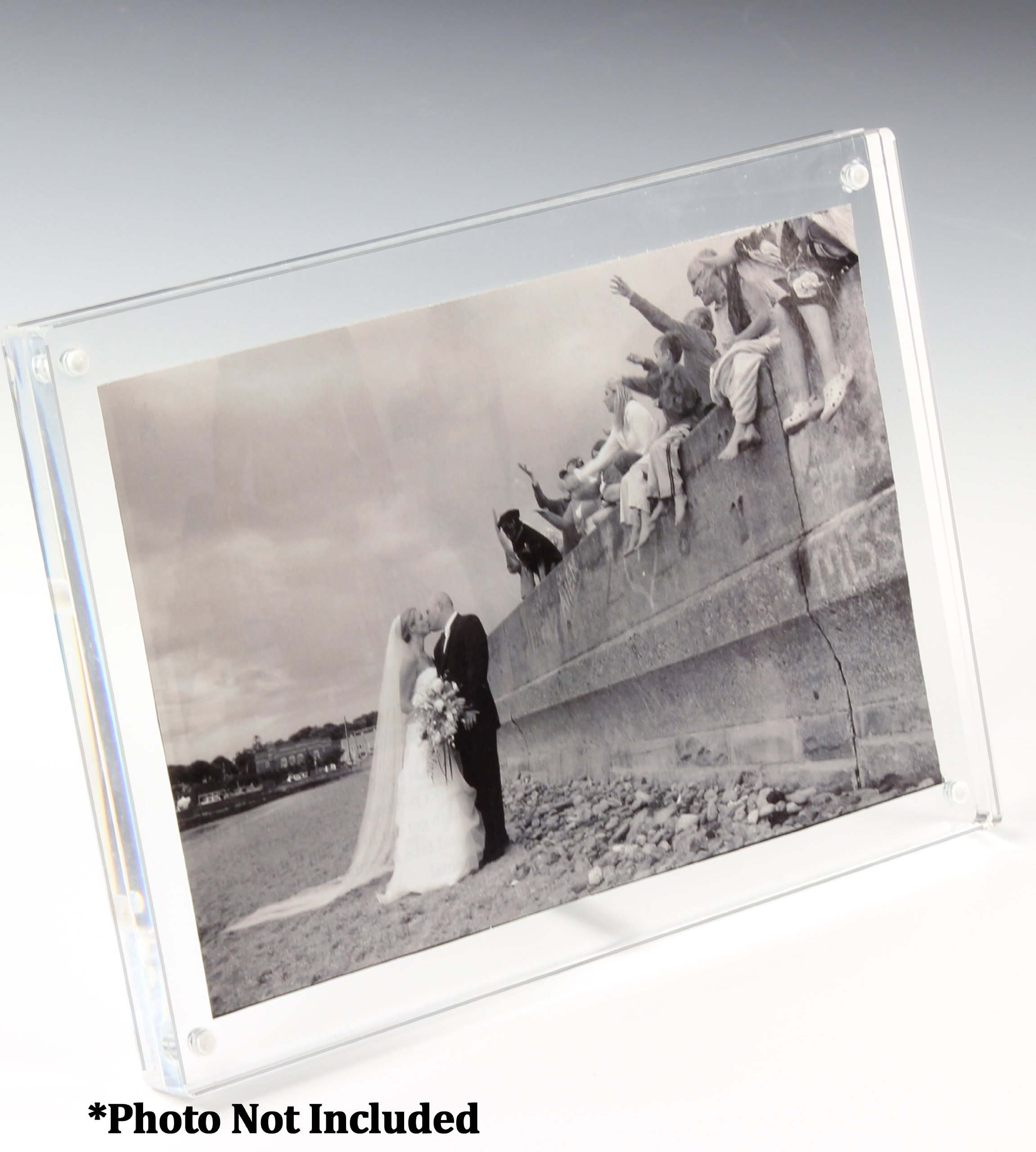 Displays2go Frameless Acrylic Frame Holds 4 x 6 Inches Photos (SMPF4060)