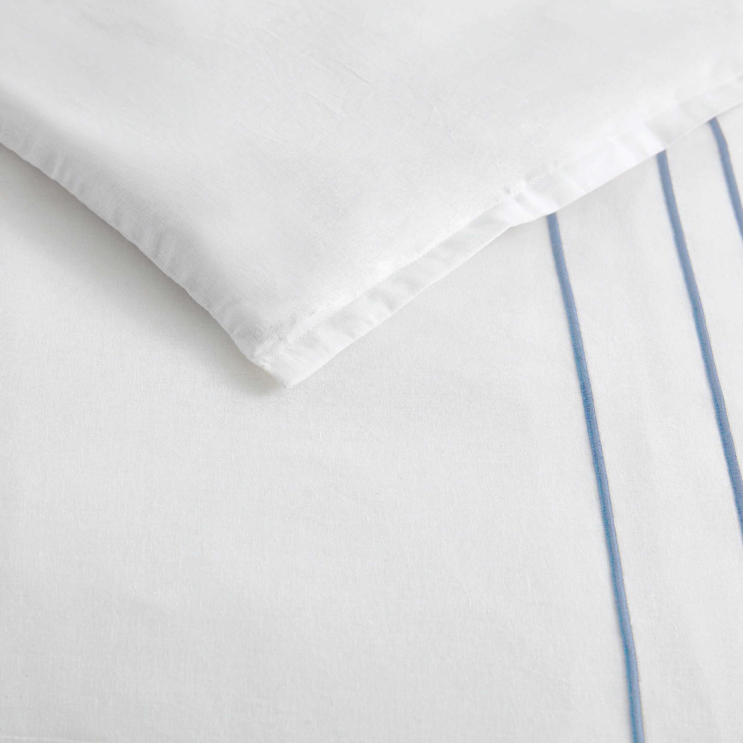 Nautica - King Duvet Cover Set, Soft Bedding with Matching Shams, Embroidered Hotel-Inspired Home Decor (Alden Chambray Blue, King)