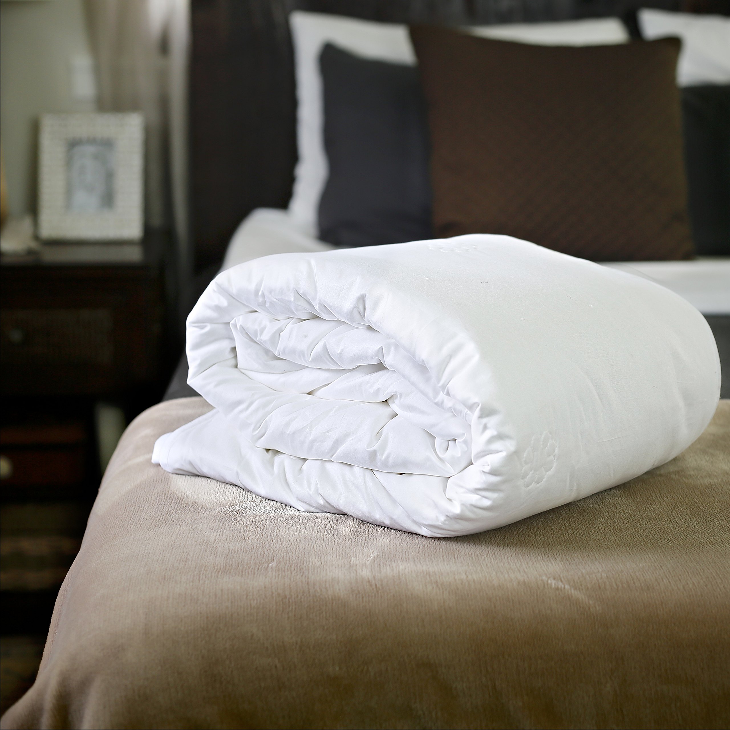 Silk Bedding Direct. Luxury Silk-Filled Mattress Topper with Fitted Cotton Sateen Elasticated Skirt. Queen, 80" x 60". Resting Your Dreams on Pure Mulberry Silk.