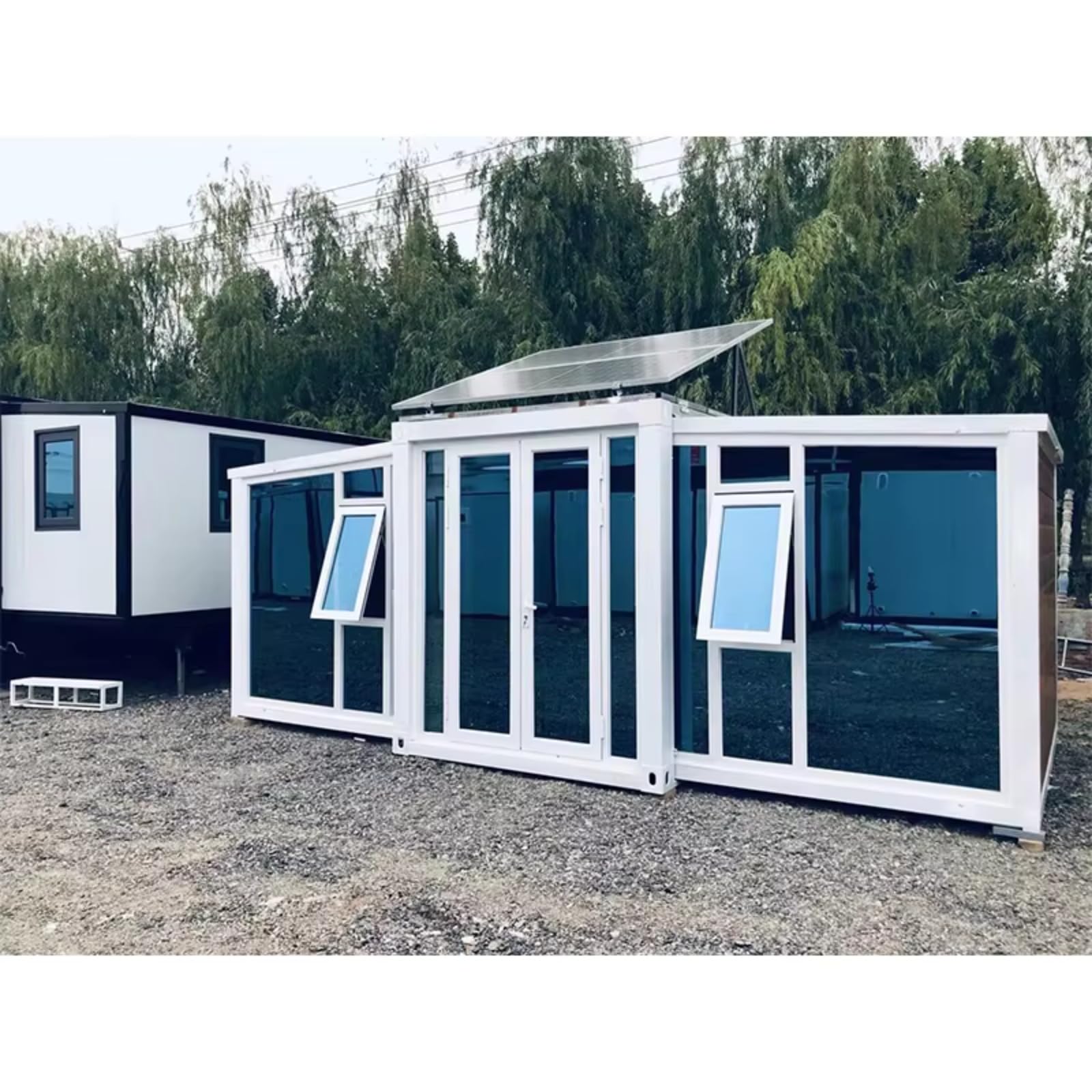 Luxury 40ft Expandable Container Home–Prefabricated Design with 3 Bedrooms, Glass Sliding Windows,Ideal for Emergency Housing and Recreational Use in Various Locations