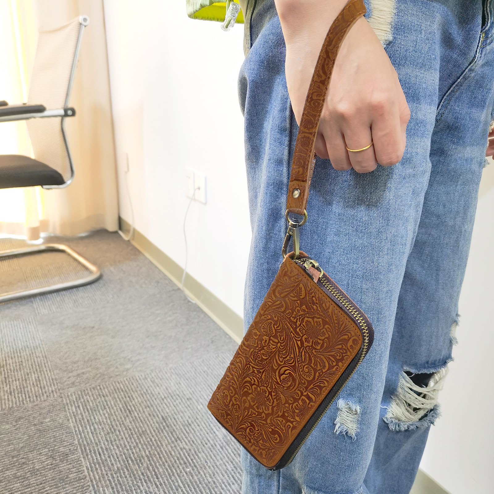 GUZUHUKU Vintage Embossed Zipper Wallet, Womens Wallets Large Capacity Detachable Wrist Strap Clutch Purses Perfect for Travel and Dating