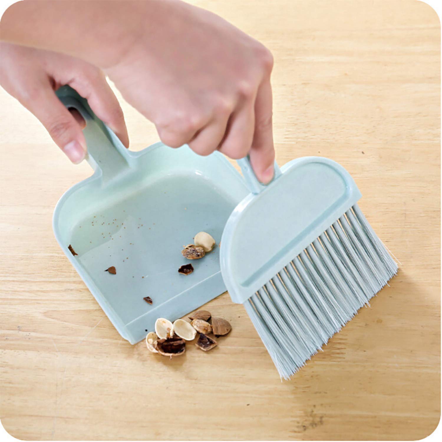 Rypet Cage Cleaner for Guinea Pigs, Hamsters, Chinchillas, Rabbits, Reptiles, Hedgehogs and Other Small Animals - Mini Dustpan and Brush Set Cleaning Tool for Animal Waste (1 Pack)