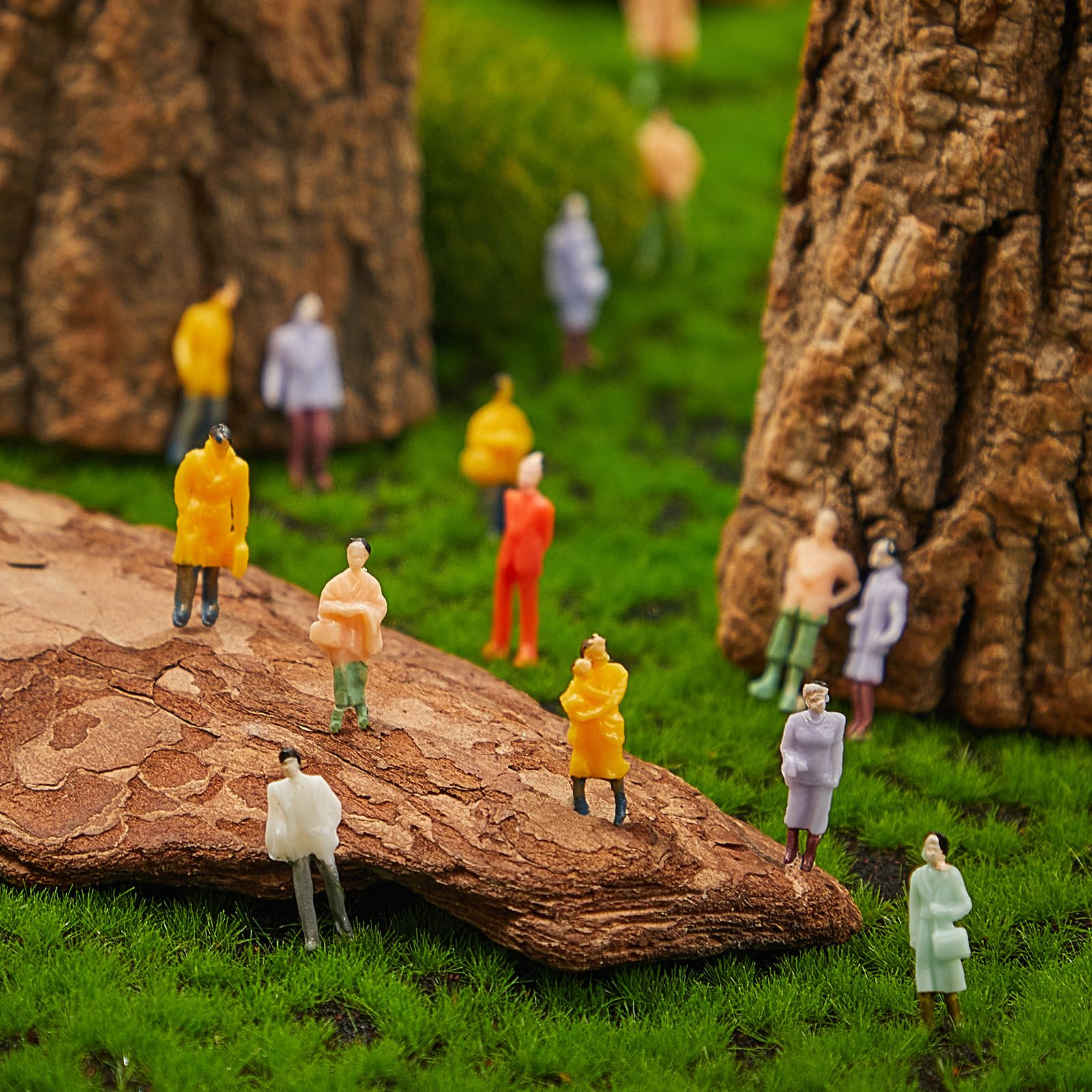 Hungdao 100 Pcs Small 1: 87 Ho Scale Tiny People Figurines Miniature People Figurines for Park Street Miniature Scenes Sitting Standing Tiny People Architectural People Painted Figures