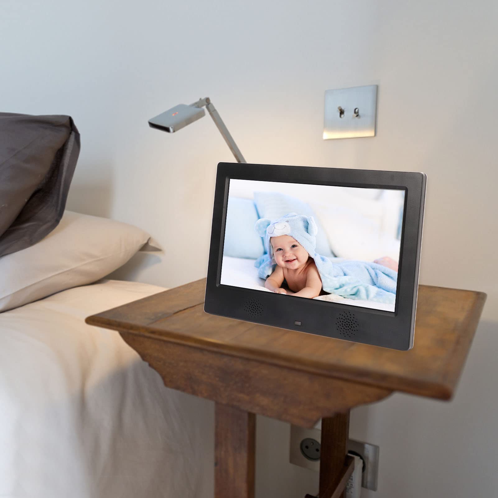 Electronic Picture Frame, Multi Function Wall Mountable Remote Control Digital Photo Frame Adjustable Brightness 100‑240V for Bedroom (US Plug)