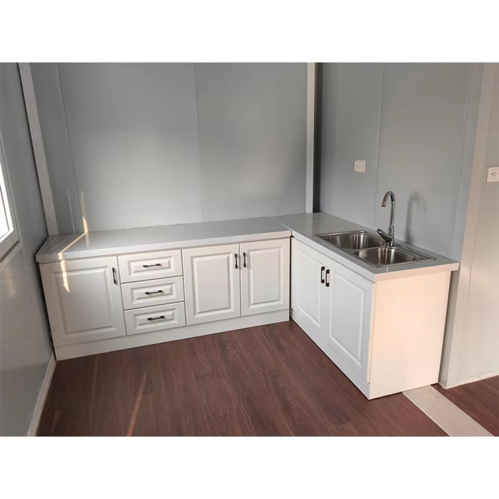 Luxury 40ft Expandable Container Home–Prefabricated Design with 3 Bedrooms, Glass Sliding Windows,Ideal for Emergency Housing and Recreational Use in Various Locations