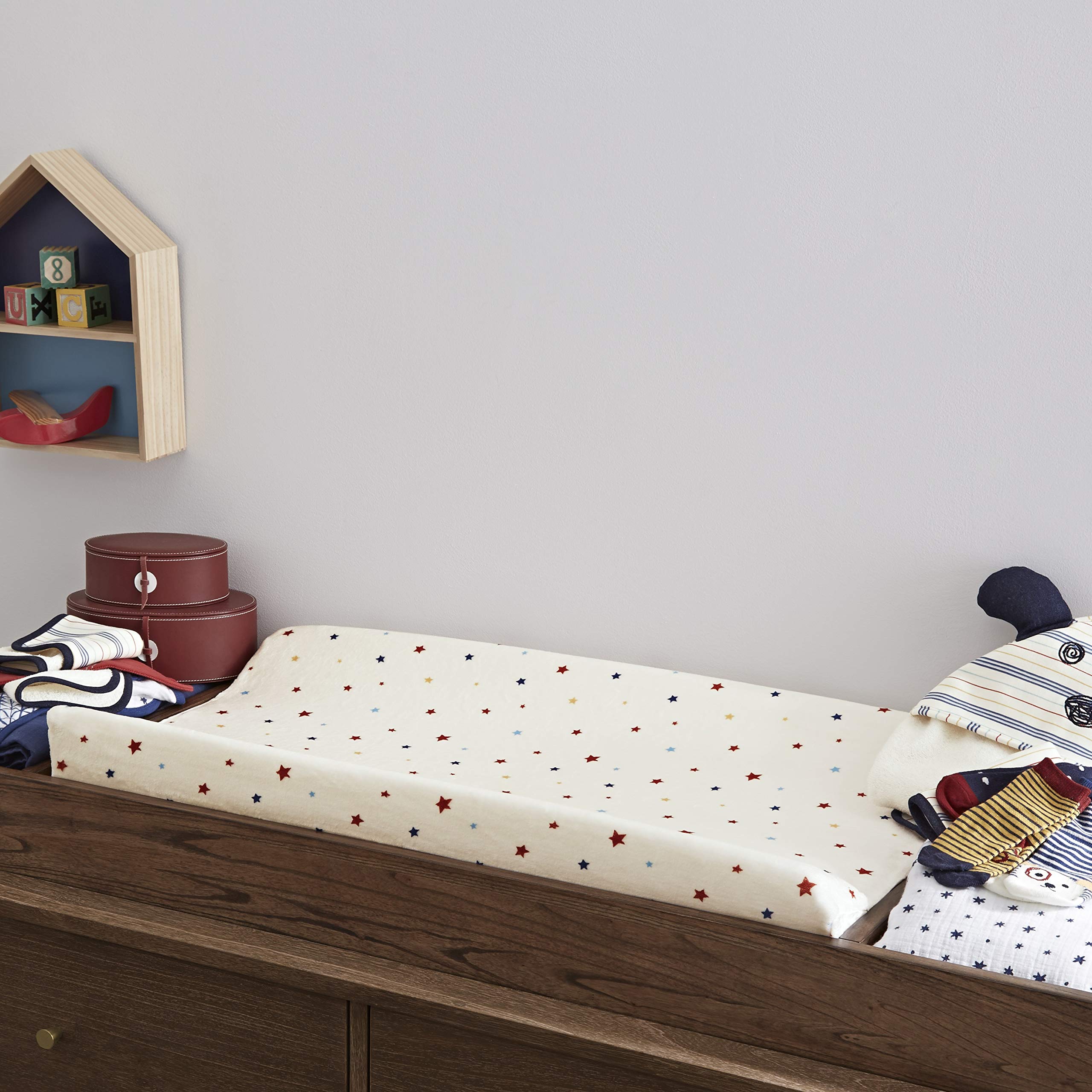 ED Ellen DeGeneres Doodle Dog - Changing Pad Cover, Multi Star Print, Ivory, Royal, Red, Yellow