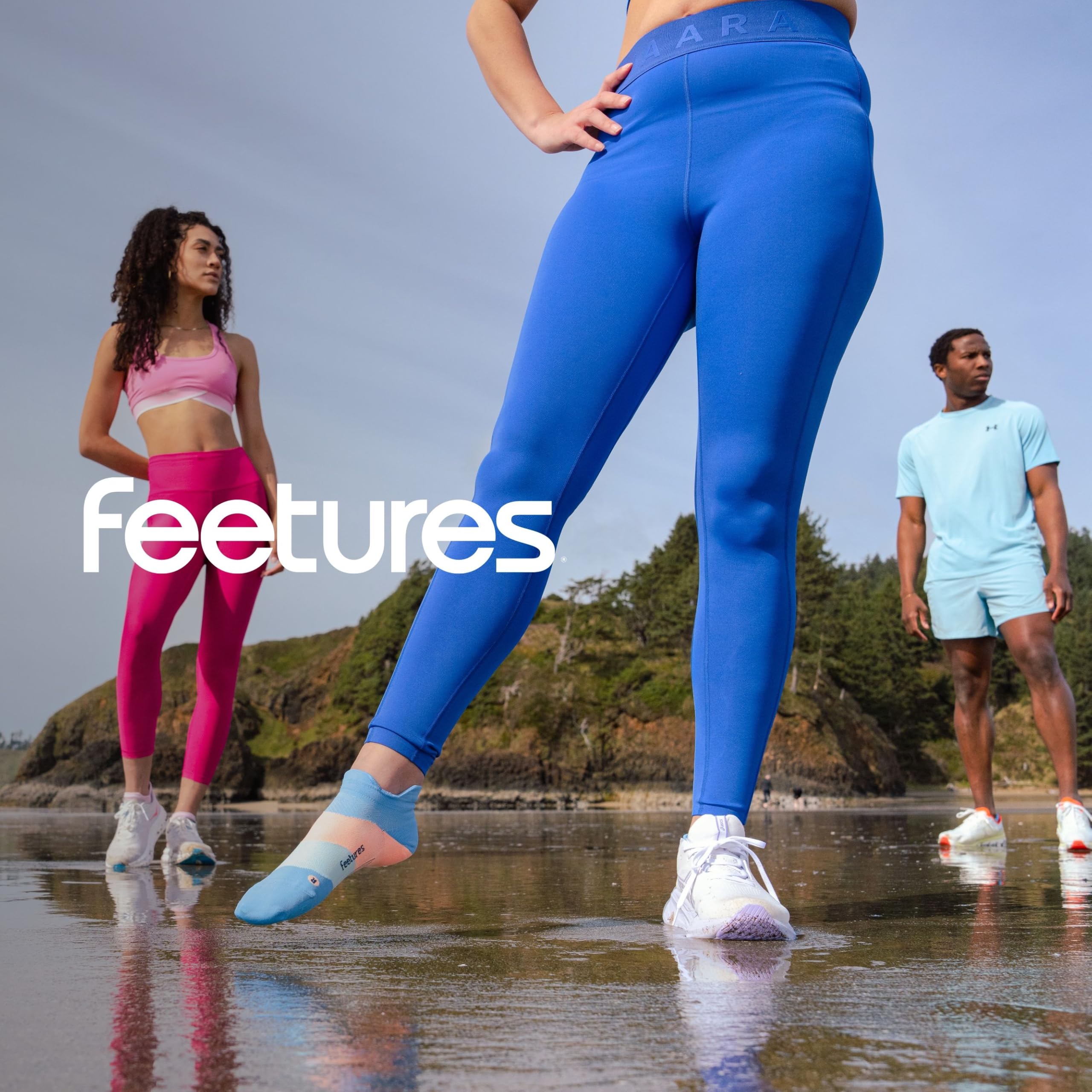 Feetures Elite Ultra Light Cushion Ankle Socks - Sport Sock with Targeted Compression - Bust Out Black, M (1 Pair)