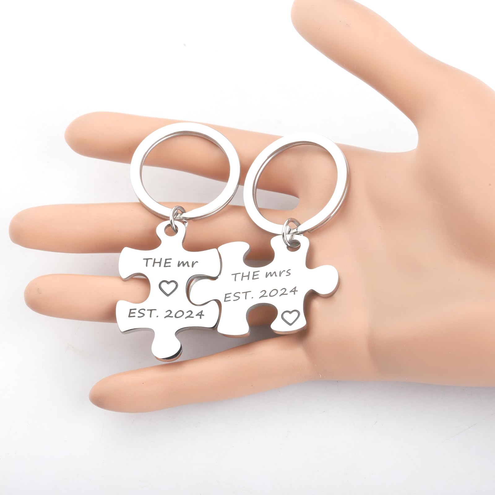 FUSTMW Couple Wedding Gifts Mr Mrs Est 2024 Keychain Set Newlyweds Gifts Wife Husband Engagement Gifts (Silver)
