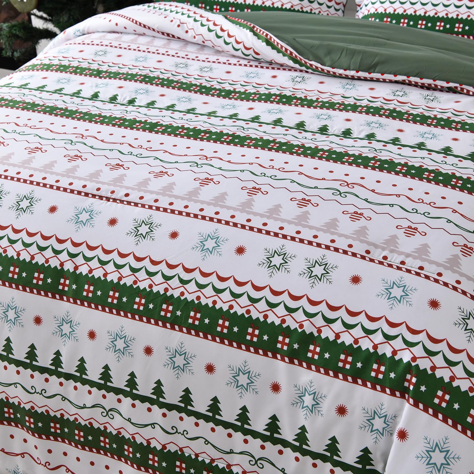Dinjoy Christmas Comforter Set King Size, Green White Snowflake Christmas Tree Printed Pattern Holiday Bedding Set 3 Pieces, Soft Microfiber Xmas Holiday New Year Gift Bed Comforter 104" x 90"