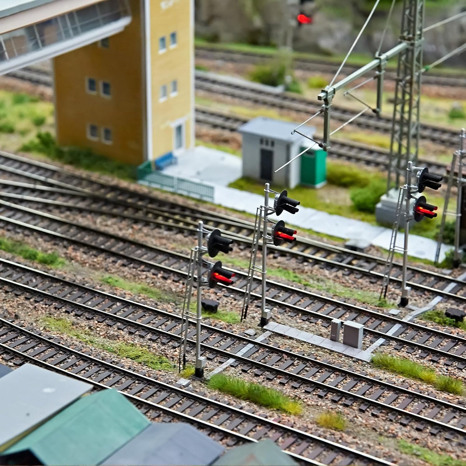 Haivvood 128 Pcs Static Grass Tuft Model Grass Tufts Railway Artificial Grass Miniature War Gaming Terrain DIY Model Railroad Artificial Grass War Gaming Terrain Decoration Railroad Scenery