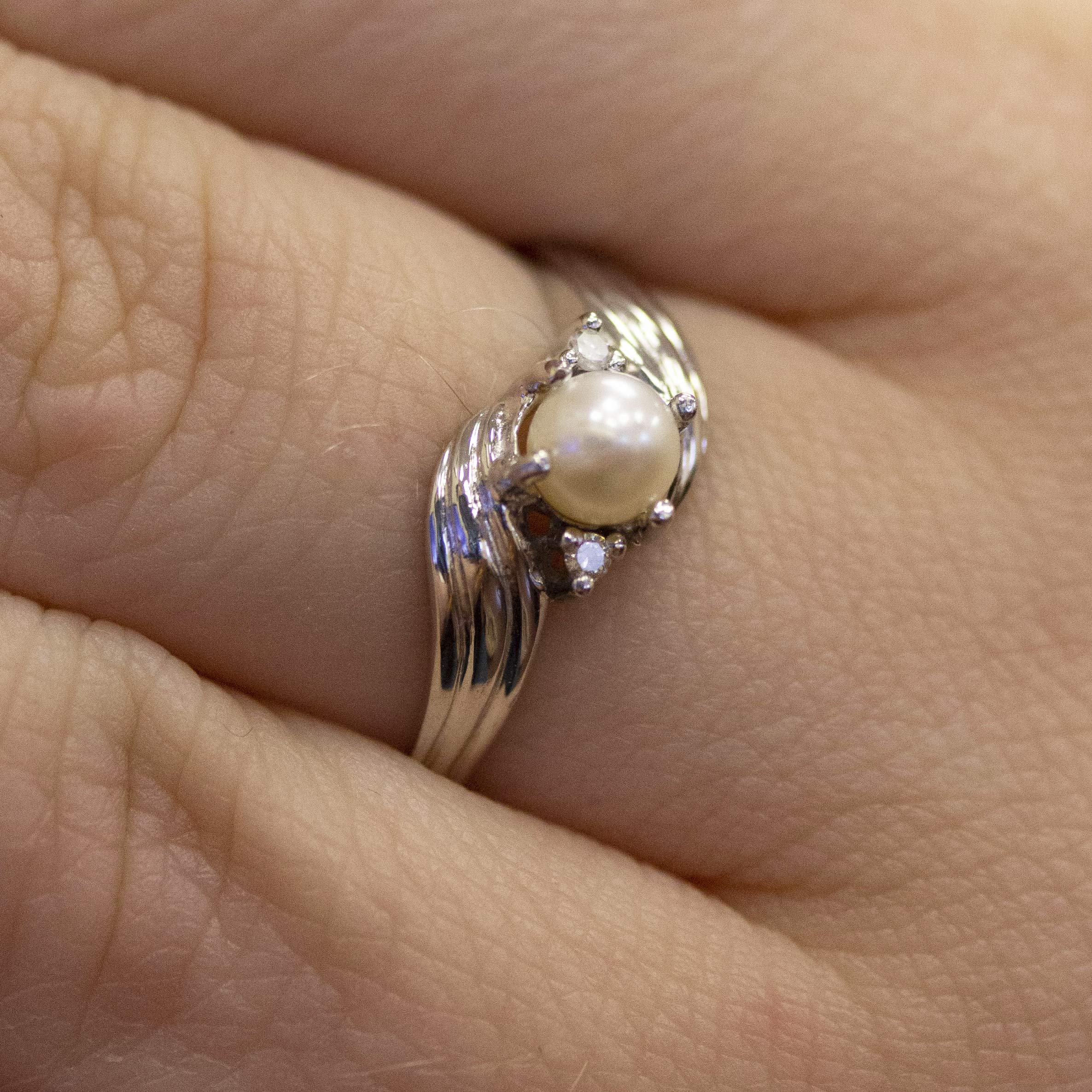Direct-Jewelry 10k White Gold Freshwater Cultured Pearl And Diamond Ring (Size 4.5)